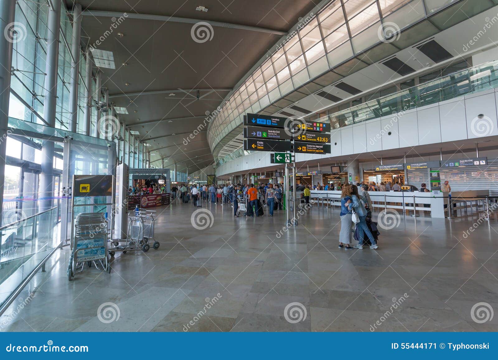 Valencia Airport photo éditorial. Image du espagne, passager - 55444171