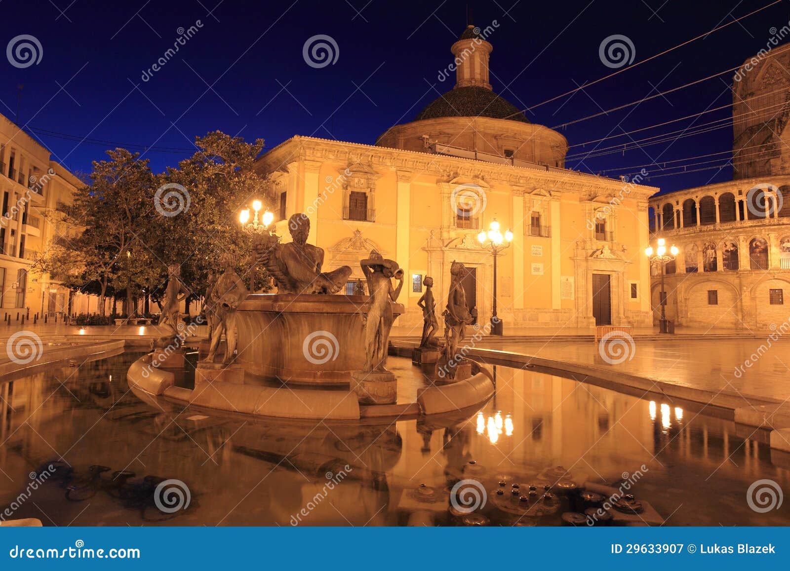 Valencia en la noche imagen de archivo. Imagen de estatua - 29633907