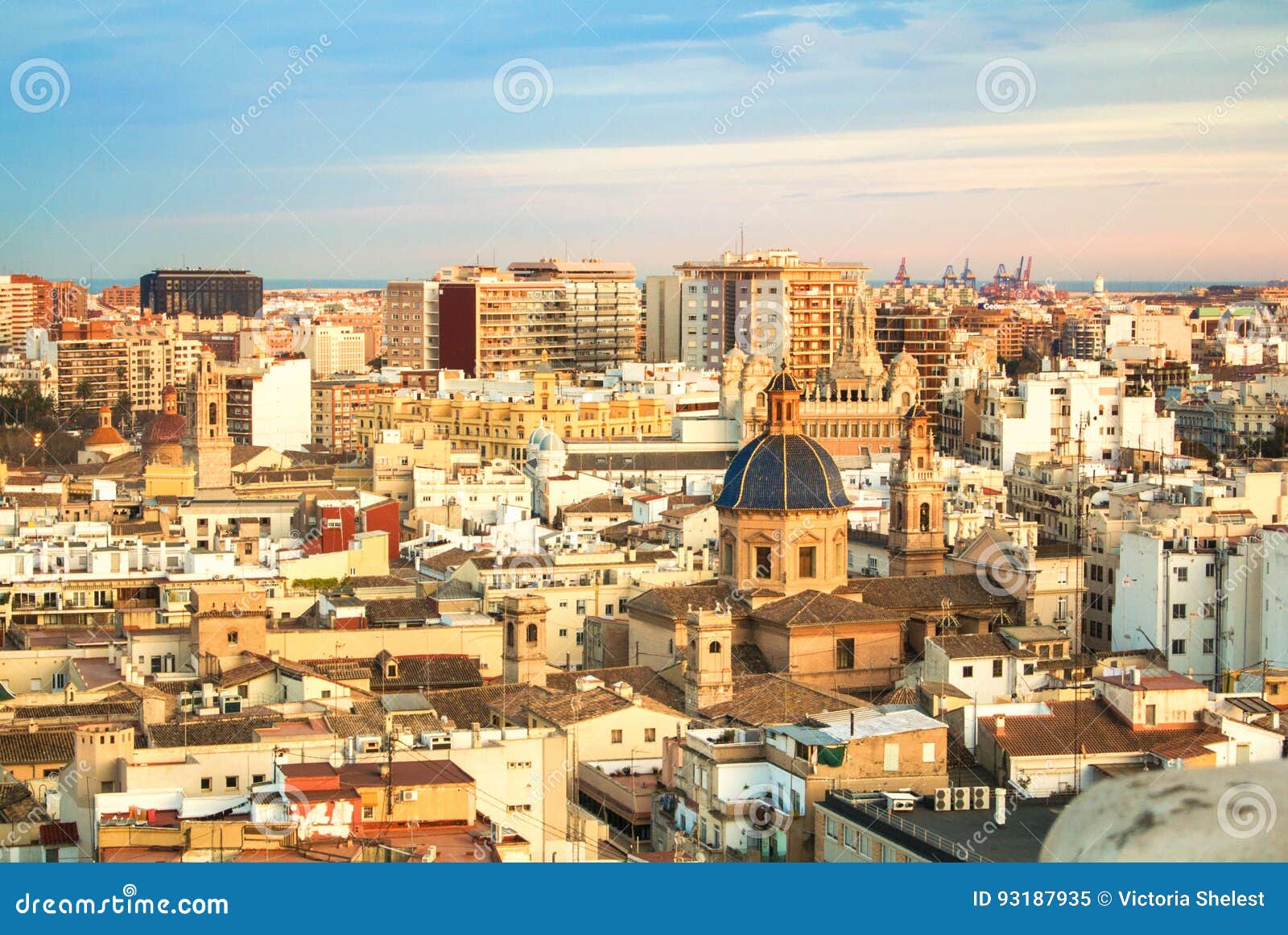 VALENCIA, SPAIN - JANUARY 31, 2016: Evening Panoramic View of Valencia ... VALENCIA, SPAIN - JANUARY 31, 2016: Evening Panoramic View of Valencia ...