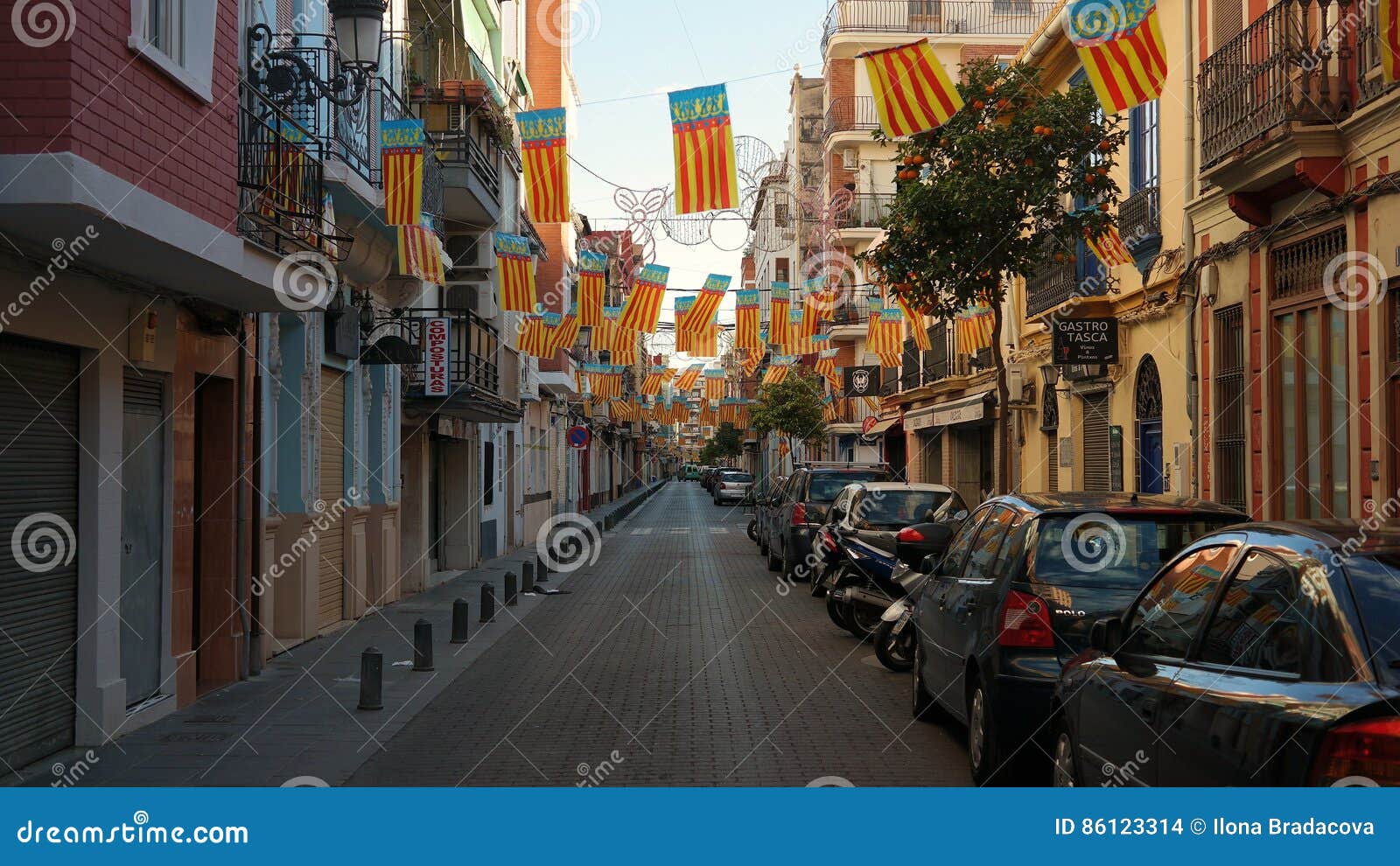 Valencia street editorial stock image. Image of sidewalk - 86123314