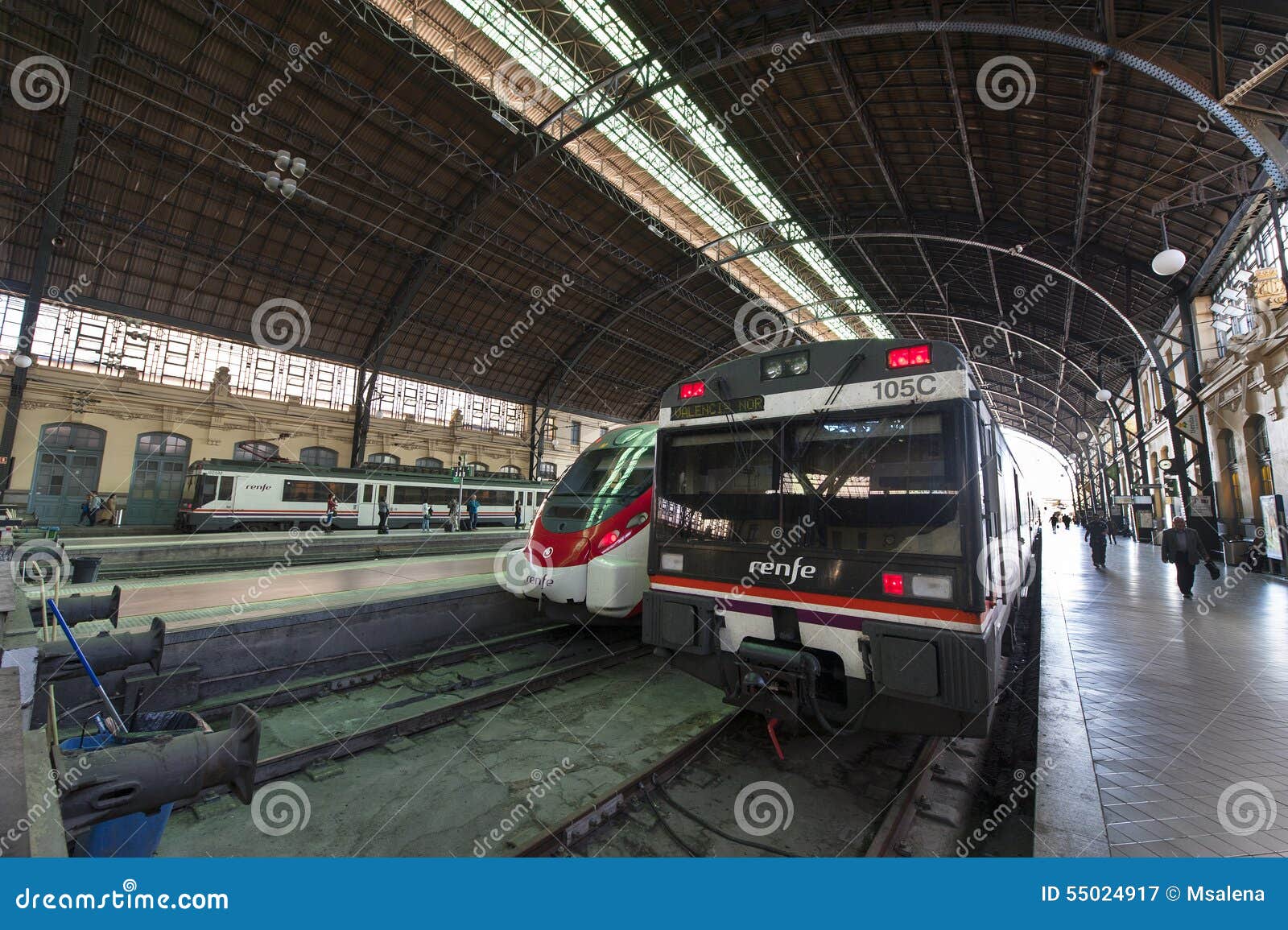 Valencia Train Station editorial photography. Image of passenger - 55024917