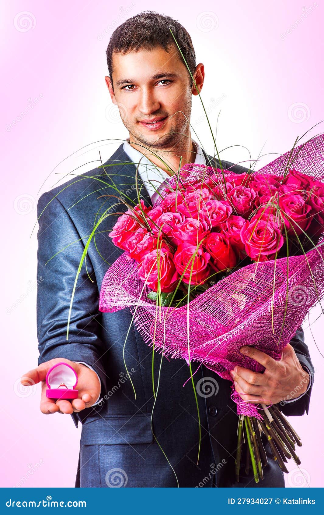 Valentiner Man med blommor fotografering för bildbyråer. Bild av ...