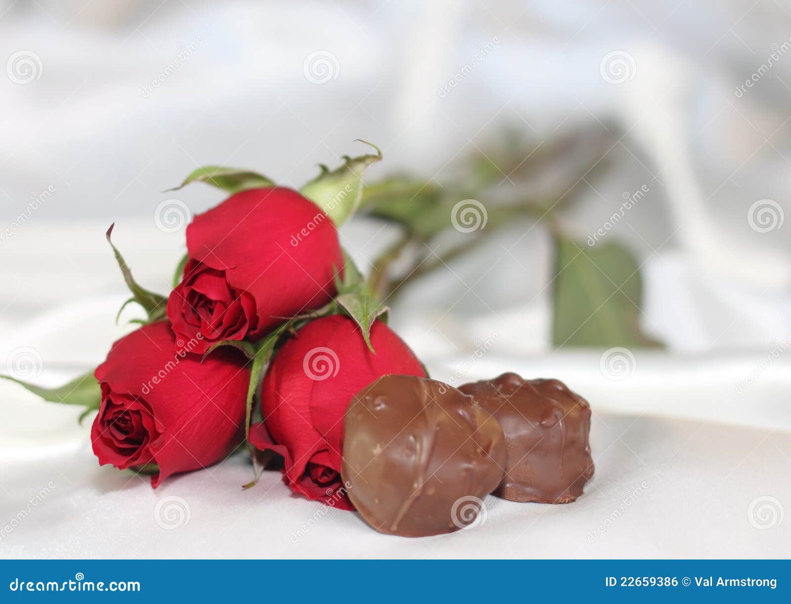 Valentines Roses and Chocolate Stock Photo - Image of date, green: 22659386