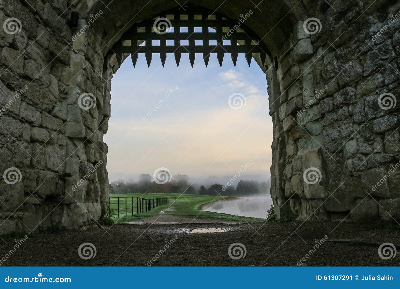 Valhek in Steenoverwelfde Galerij Stock Afbeelding - Image of steen ...