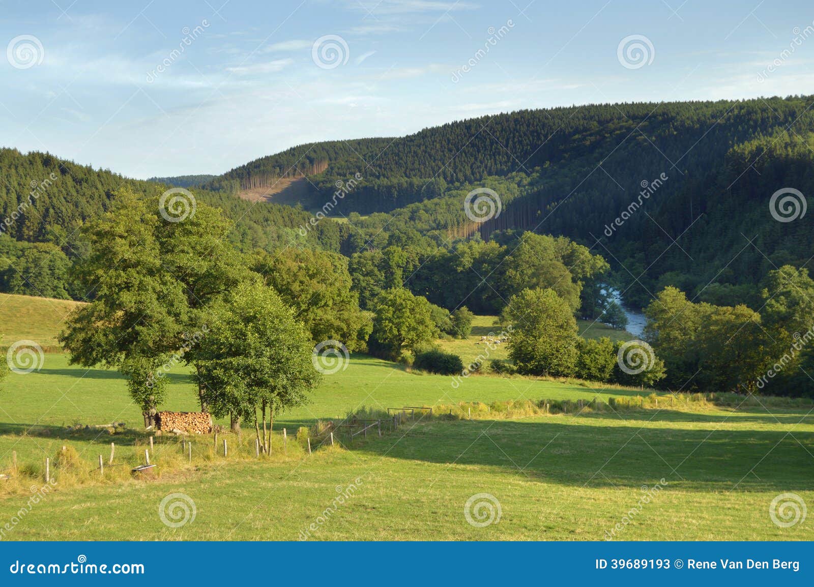 Valle de Ambleve imagen de archivo. Imagen de nubes, pista - 39689193