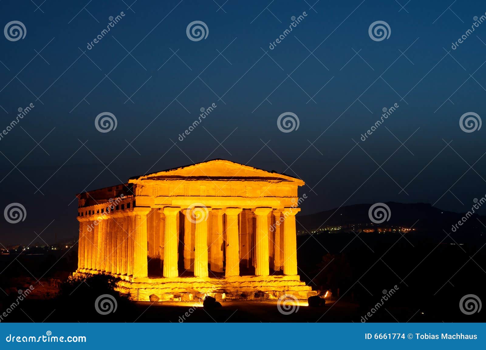 Valle Delle Tempie Alla Notte Fotografia Stock - Immagine di scenico ...