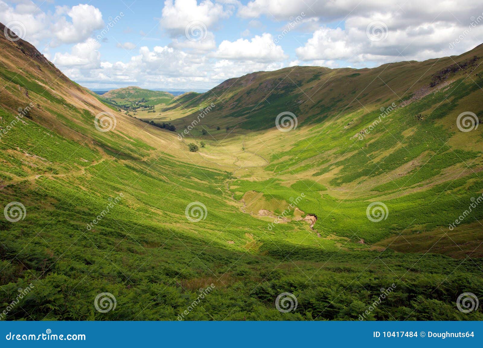 Valle Glaciale a Forma Di U Verde Fotografia Stock - Immagine di verde ...