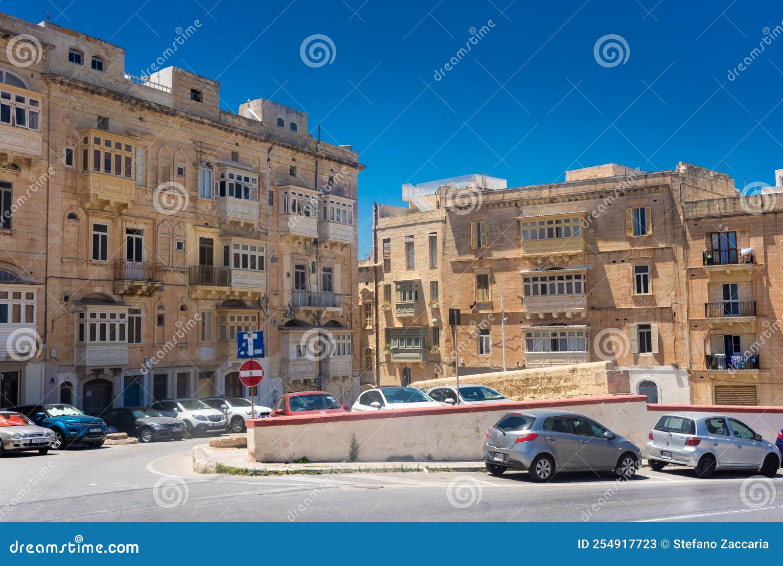 Valletta Malta 22 De Maio De 2022 : Rua No Centro Da Cidade Antiga De ...