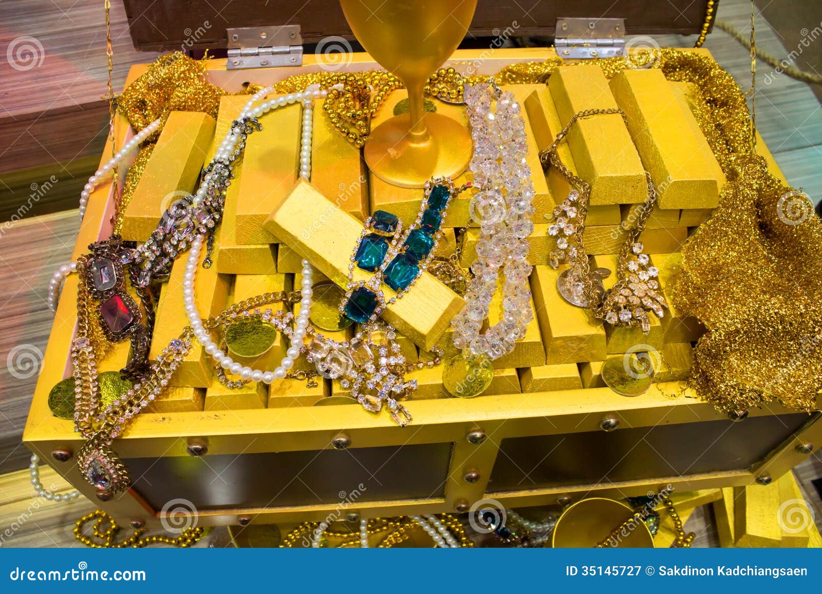Valuable treasure box d stock image. Image of gold, jewel - 35145727