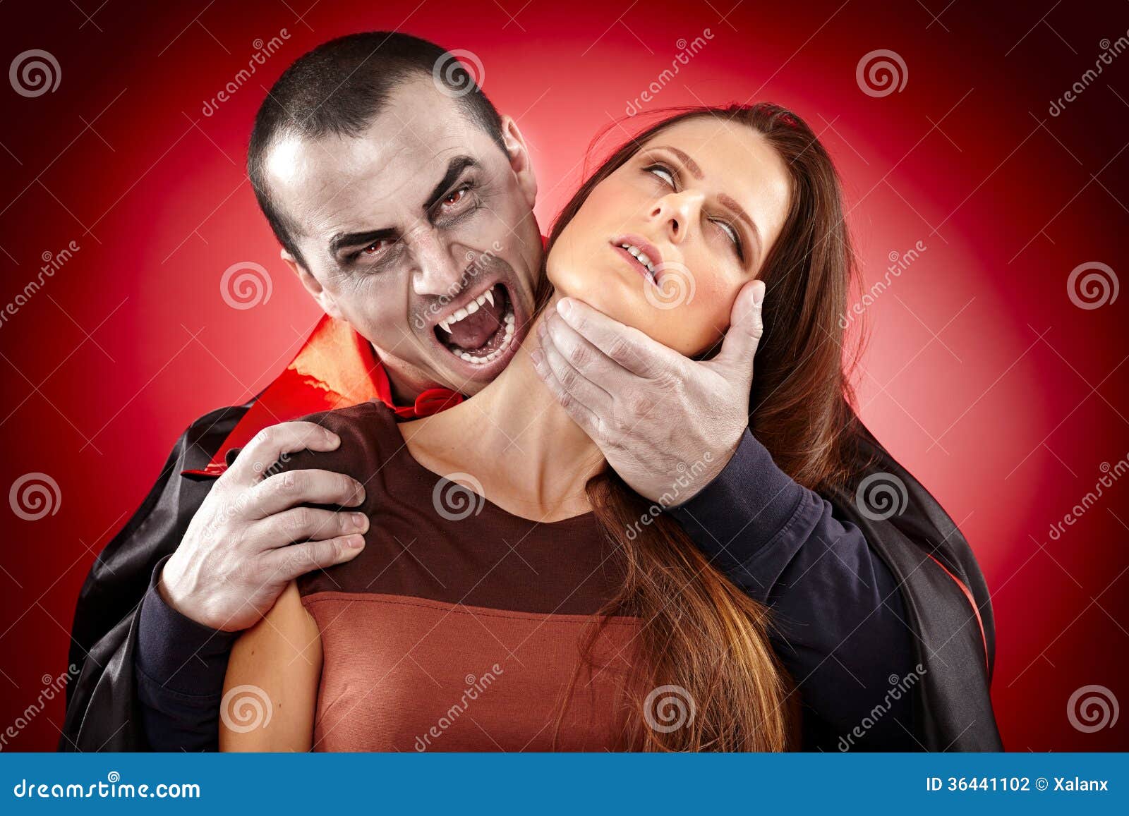 Vampiro Che Prepara Mordere La Sua Vittima Fotografia Stock - Immagine ...