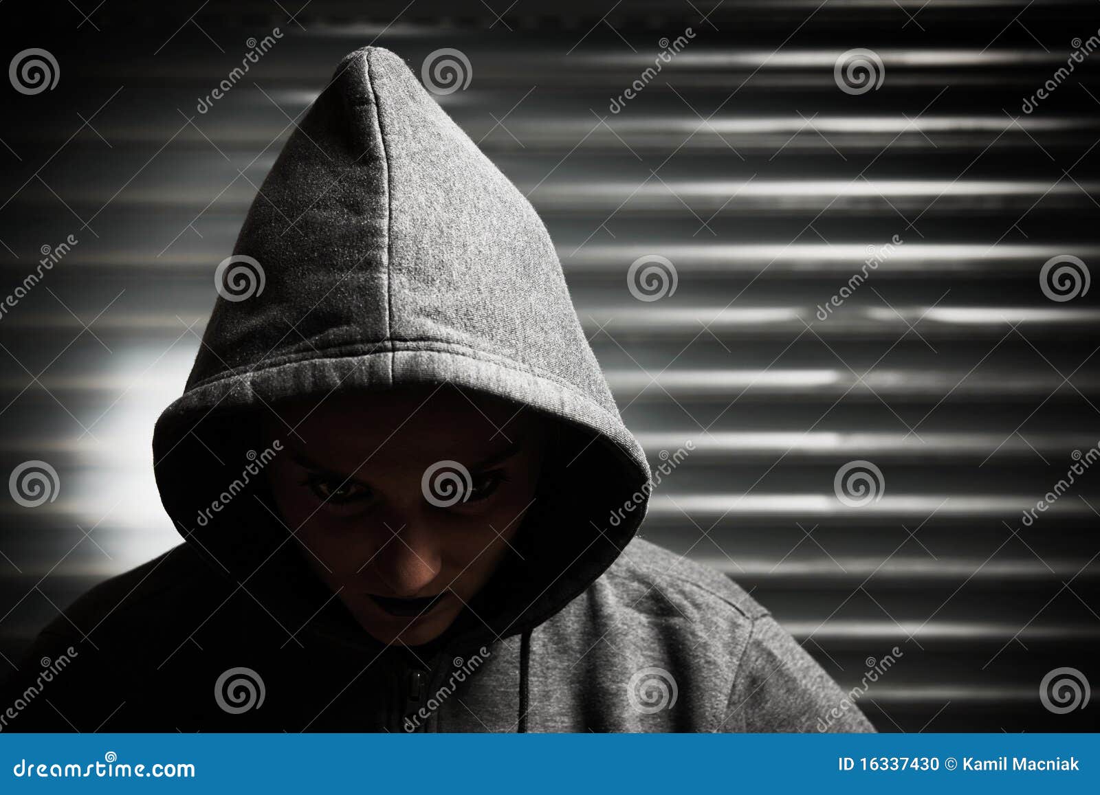 Vampiro encapuchado foto de archivo. Imagen de miedo - 16337430