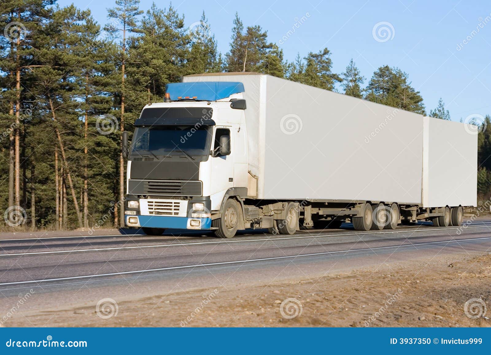 Van blanca en blanco truck foto de archivo. Imagen de furgoneta - 3937350