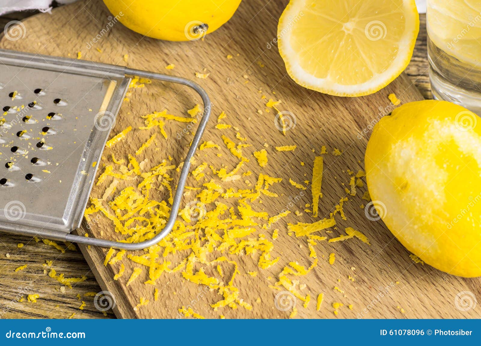 Van De Raspschil En Citroen Schil Stock Foto - Image of voedsel, raad ...