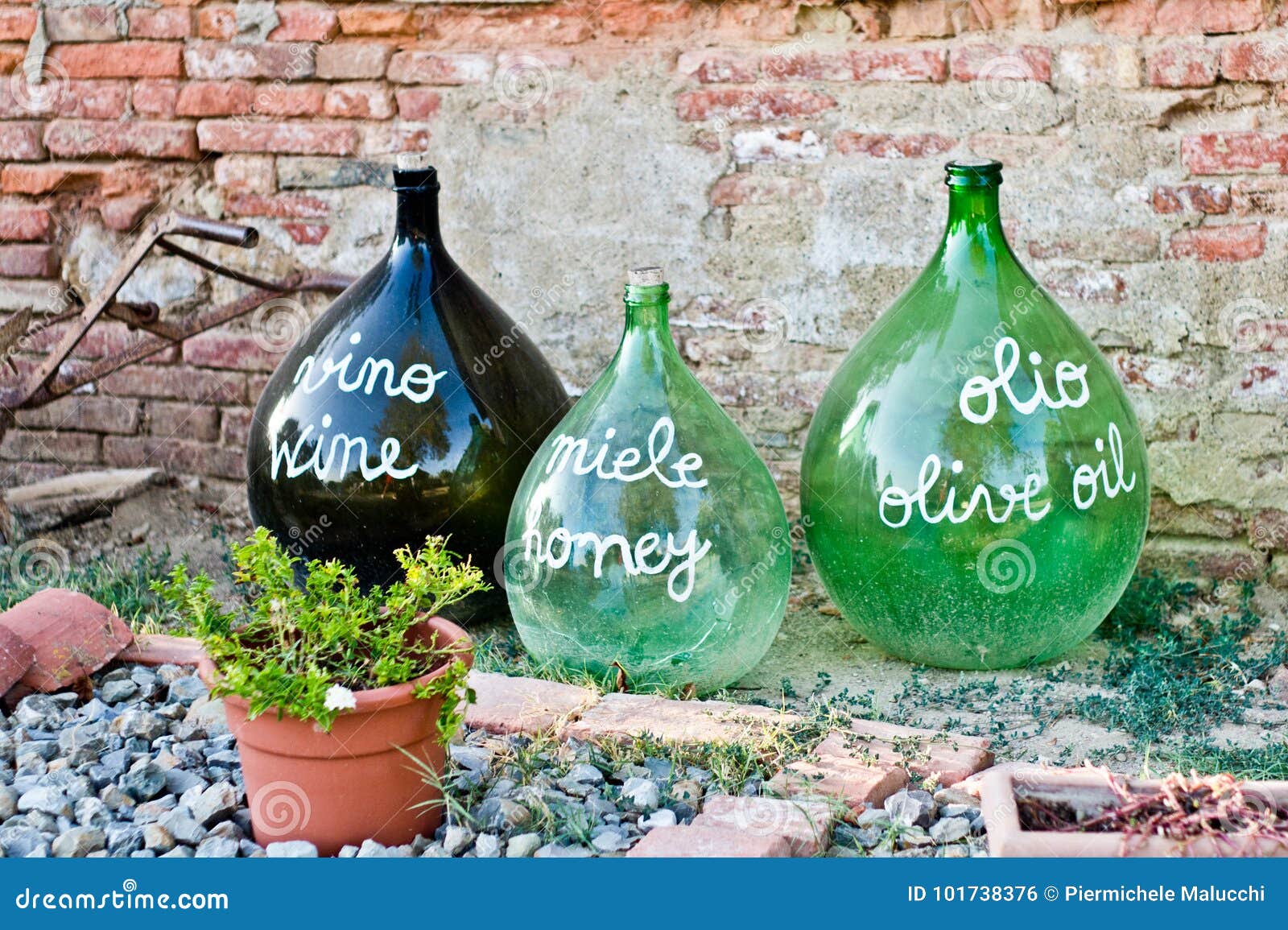 Van Vid Gamla Stora Flaskor Av Vin Annonserar Produkterna Av Agrien ...