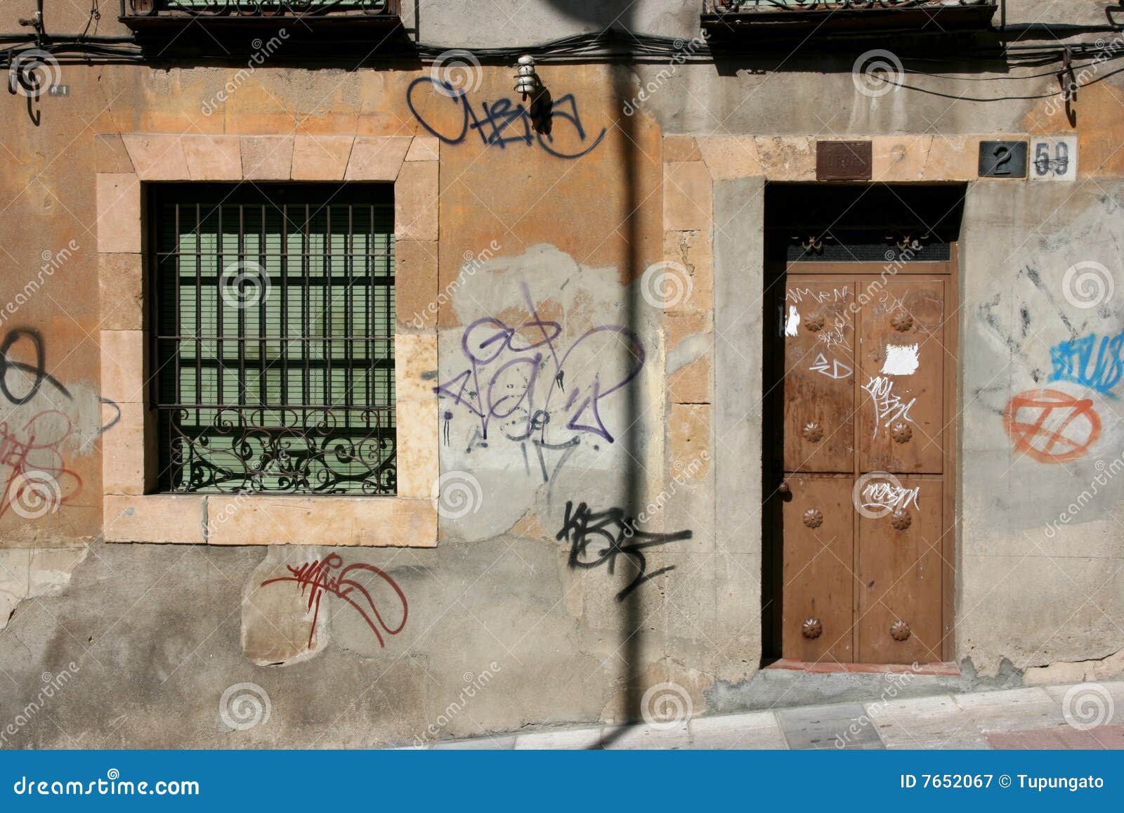 Vandalisme urbain image stock. Image du vandalisme, sale - 7652067