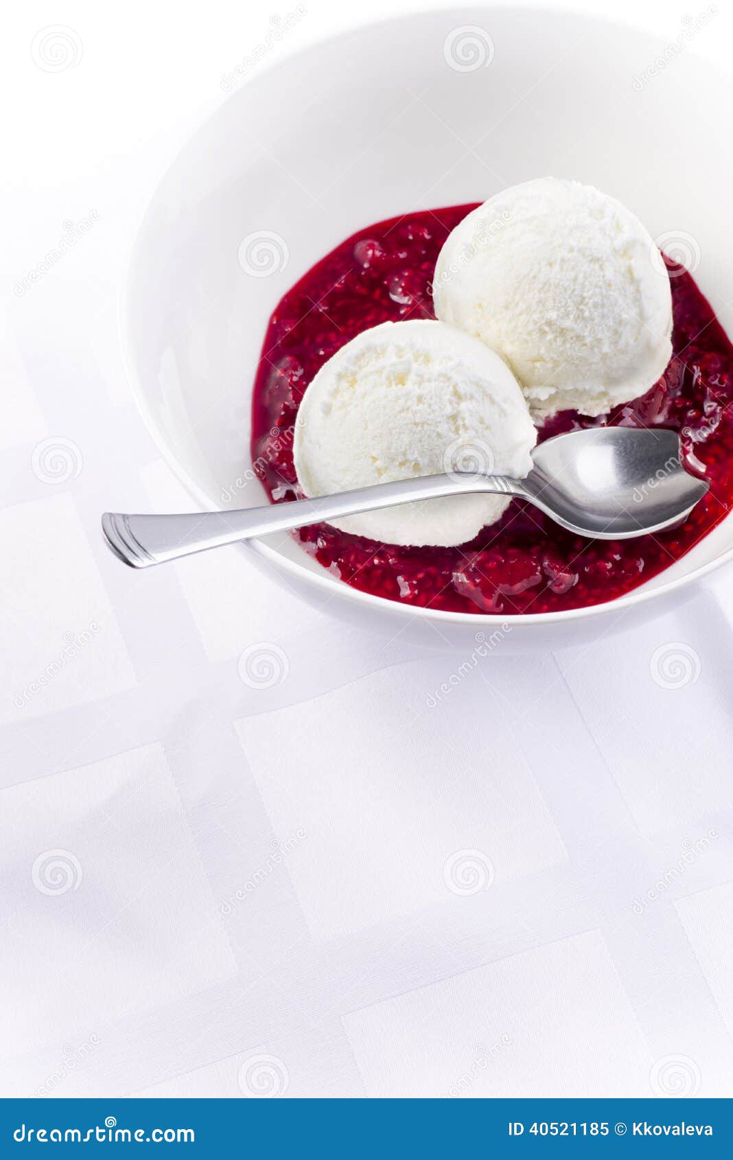 Vanilleeis Mit Himbeeren-heisse Liebe Stockbild - Bild von hintergrund ...