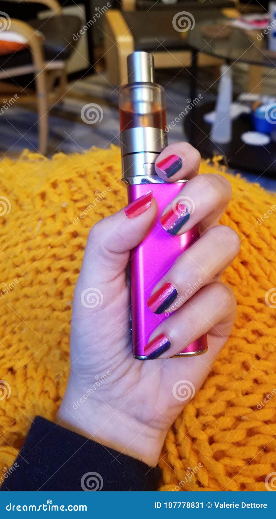 Vape rosado imagen de archivo. Imagen de smokeless, rosa - 107778831