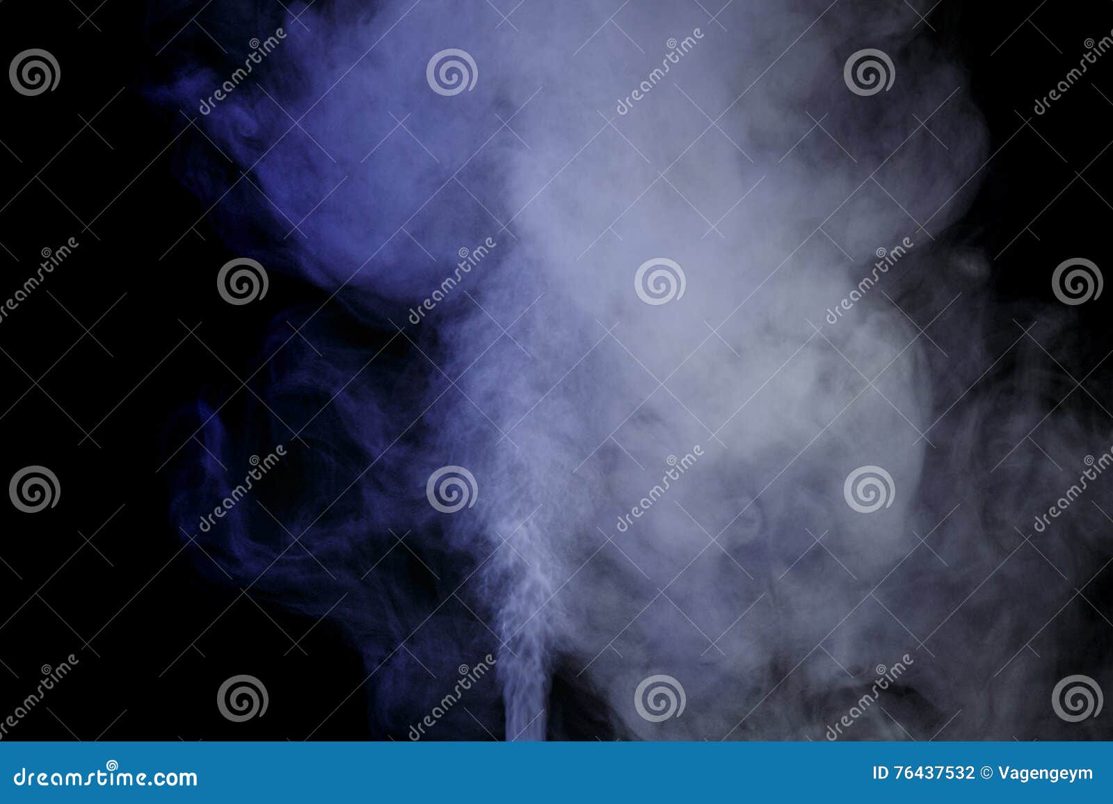 Vapore acqueo blu fotografia stock. Immagine di fluire - 76437532