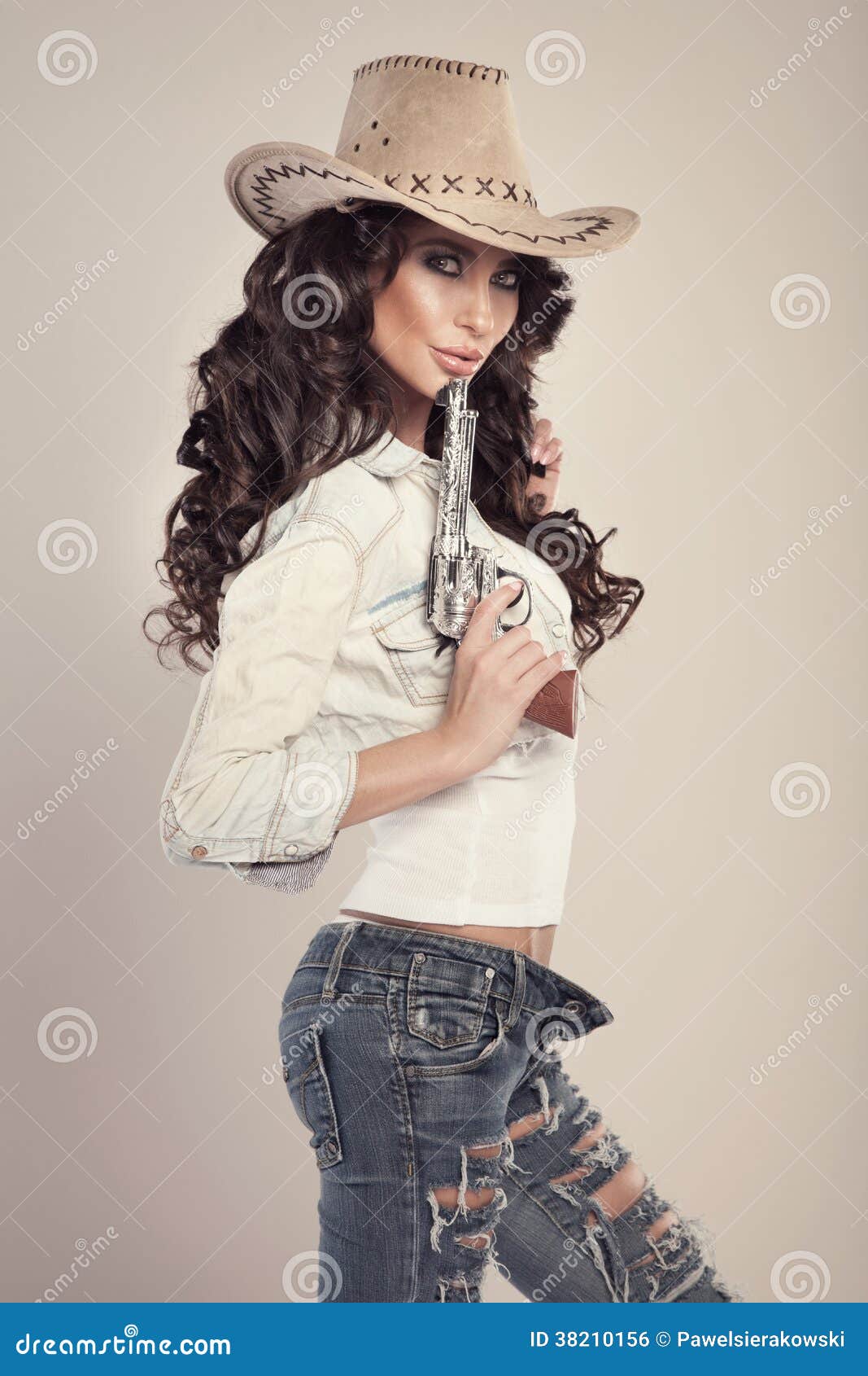 Vaquera morena hermosa. foto de archivo. Imagen de arma - 38210156
