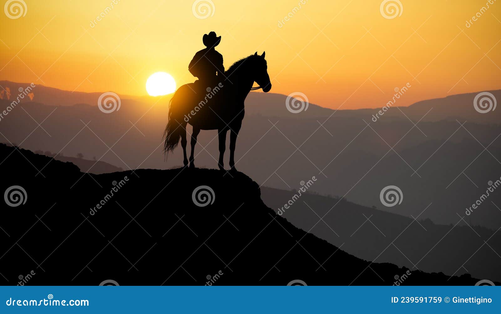 Vaquero Cabalgando En Las Colinas Al Atardecer Imagen de archivo ...