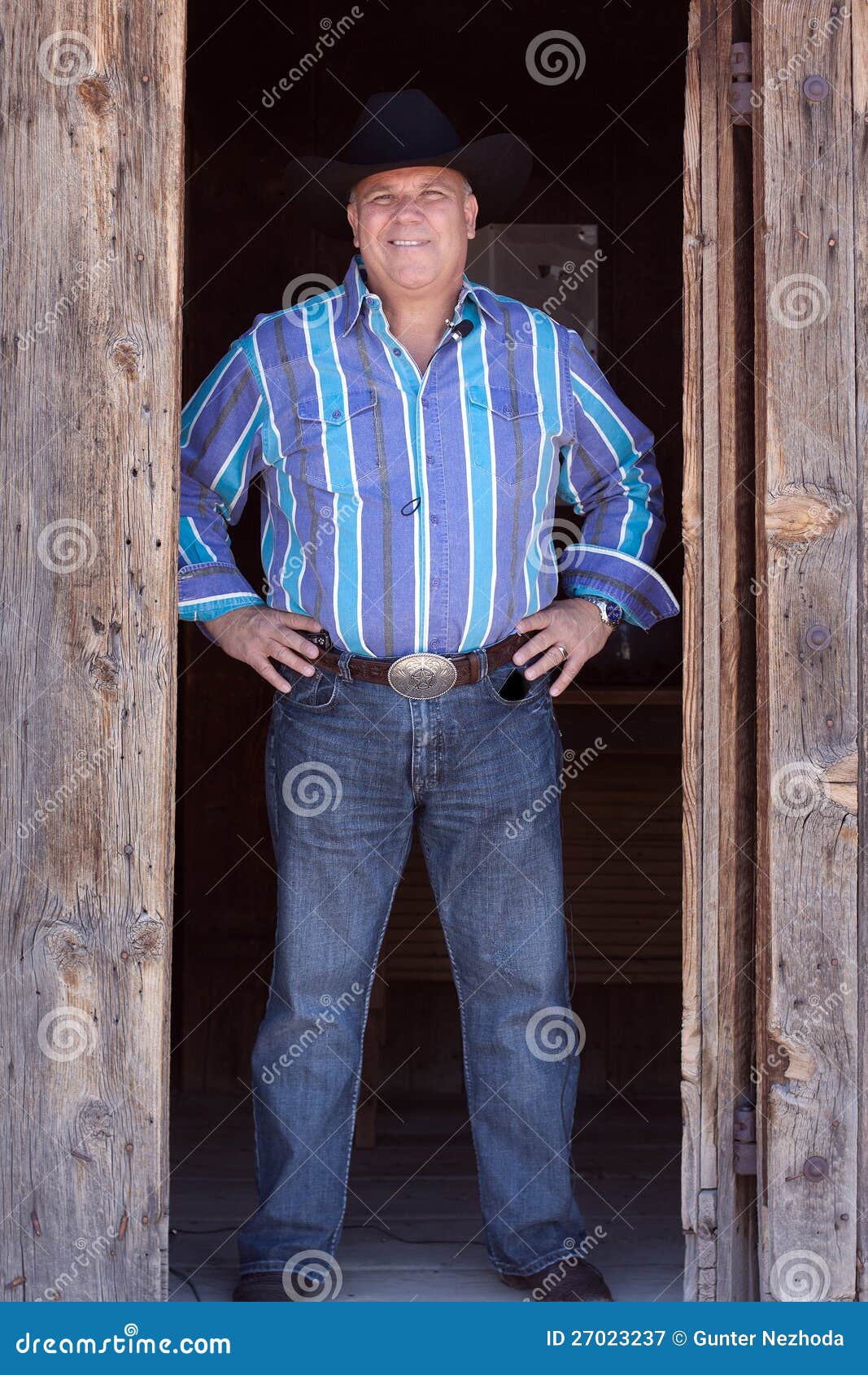 Vaquero con el sombrero imagen de archivo. Imagen de camisa - 27023237