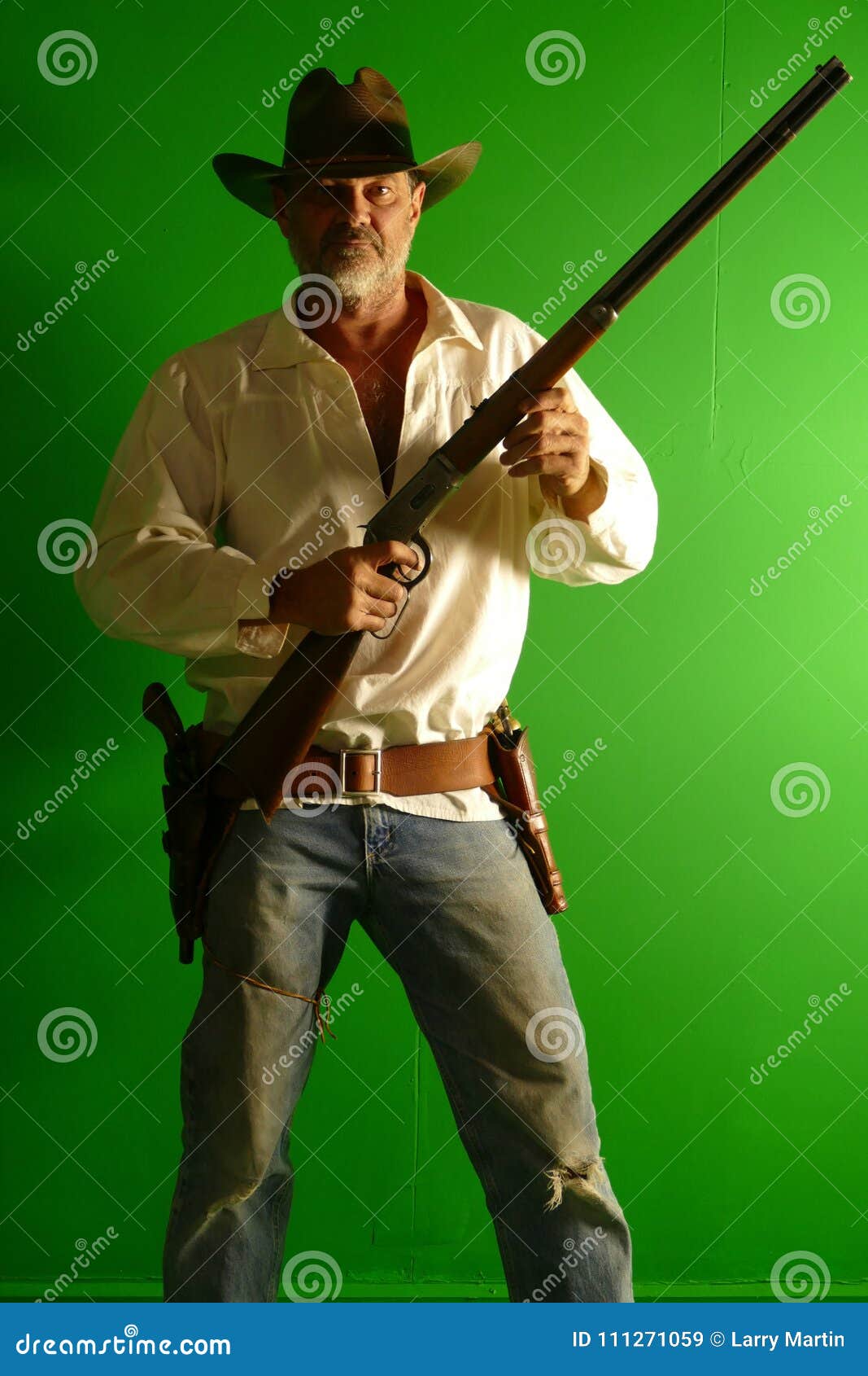 Vaquero con Winchester imagen de archivo. Imagen de cadera - 111271059