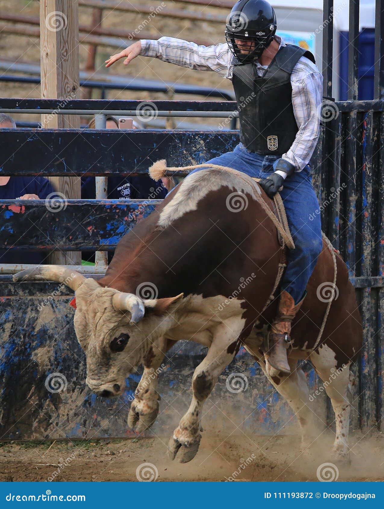 Vaquero Del Rodeo Que Monta Un Toro Fotografía editorial - Imagen de ...