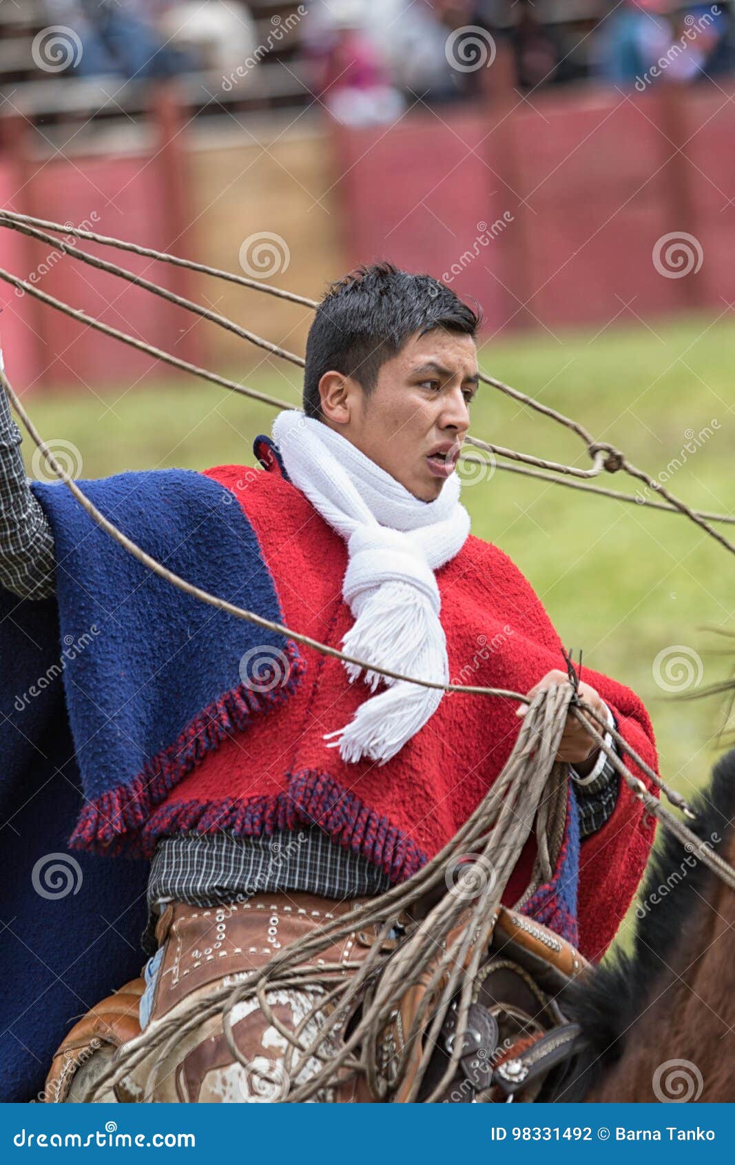 Vaquero en el rodeo fotografía editorial. Imagen de exterior - 98331492