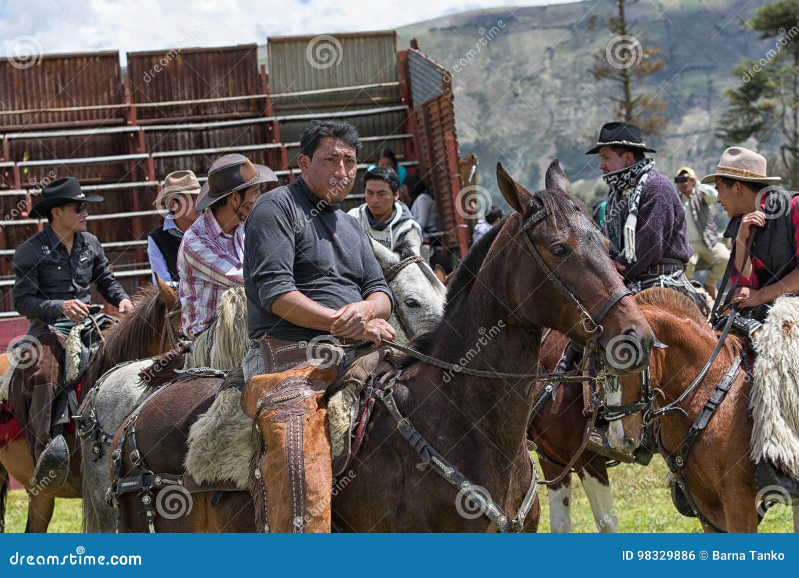 Vaqueros Que Recolectan En Anillo Del Rodeo En Ecuador Foto editorial ...