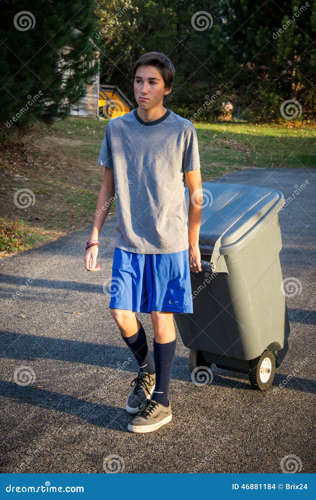 Varón Adolescente - Sacar La Basura Foto de archivo - Imagen de ...