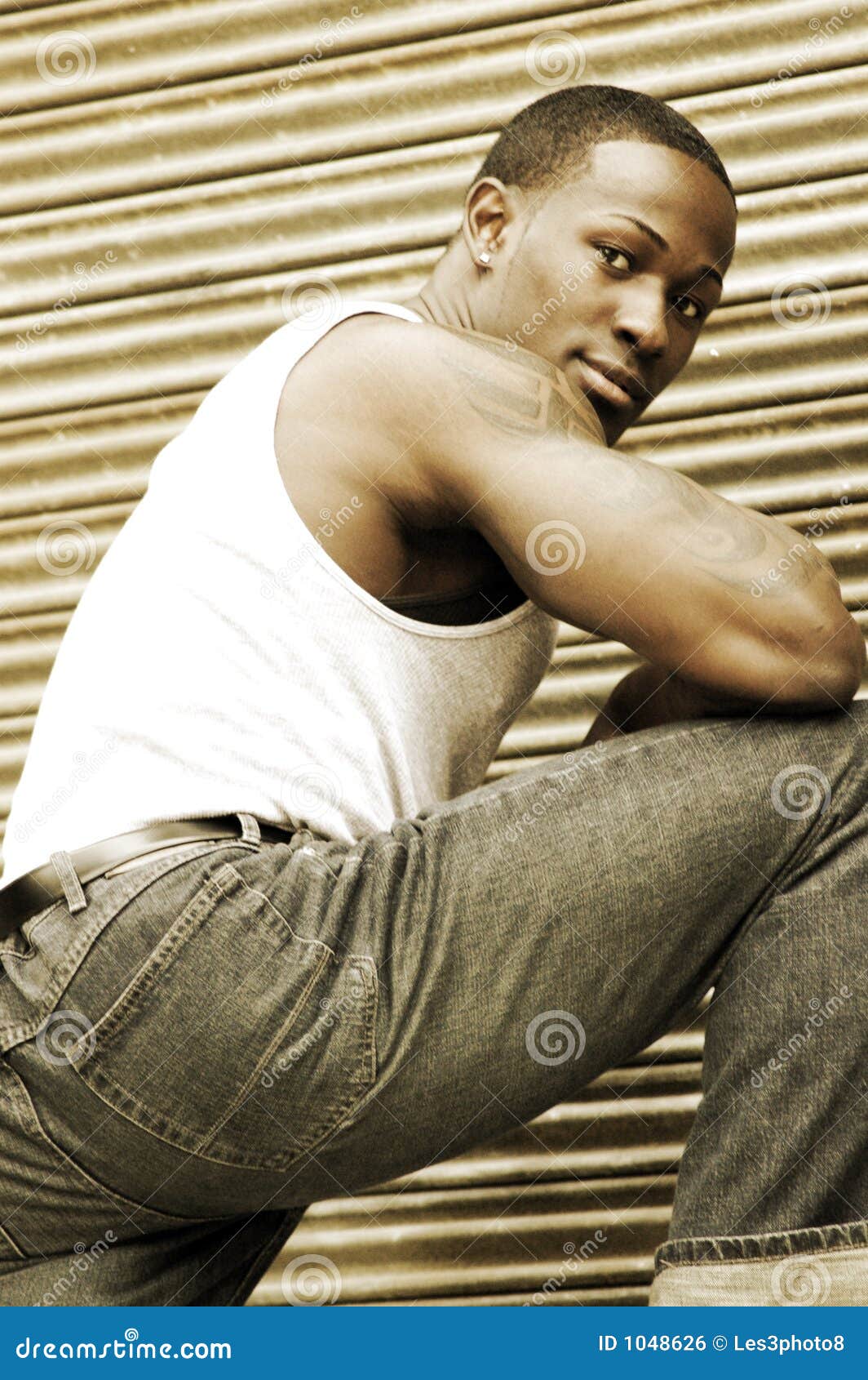 Varón Hermoso Con Los Tatuajes Foto de archivo - Imagen de universidad ...