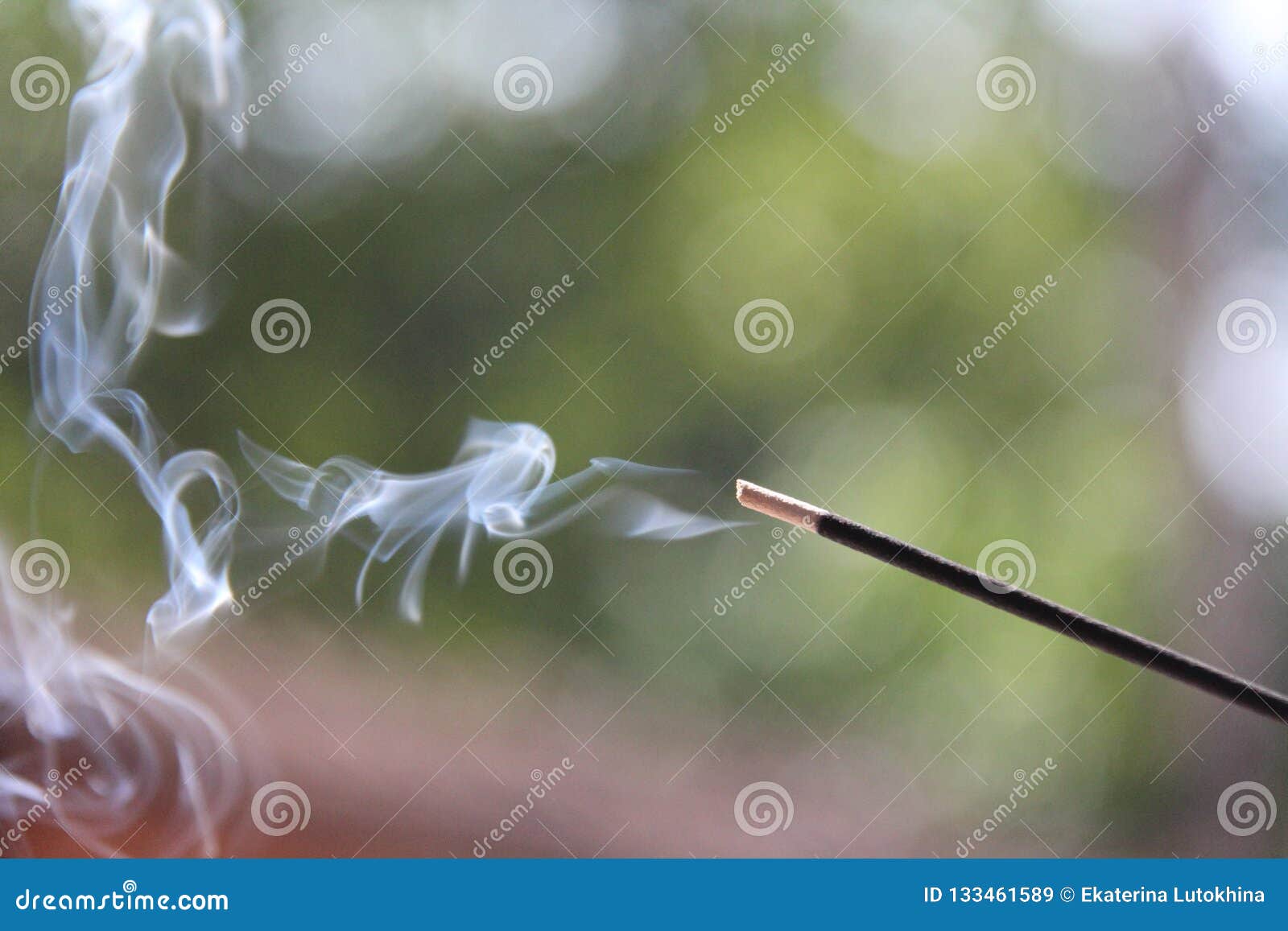 Vara E Fumo Do Incenso Do Burning Do Incenso Fumo Bonito B Imagem de ...