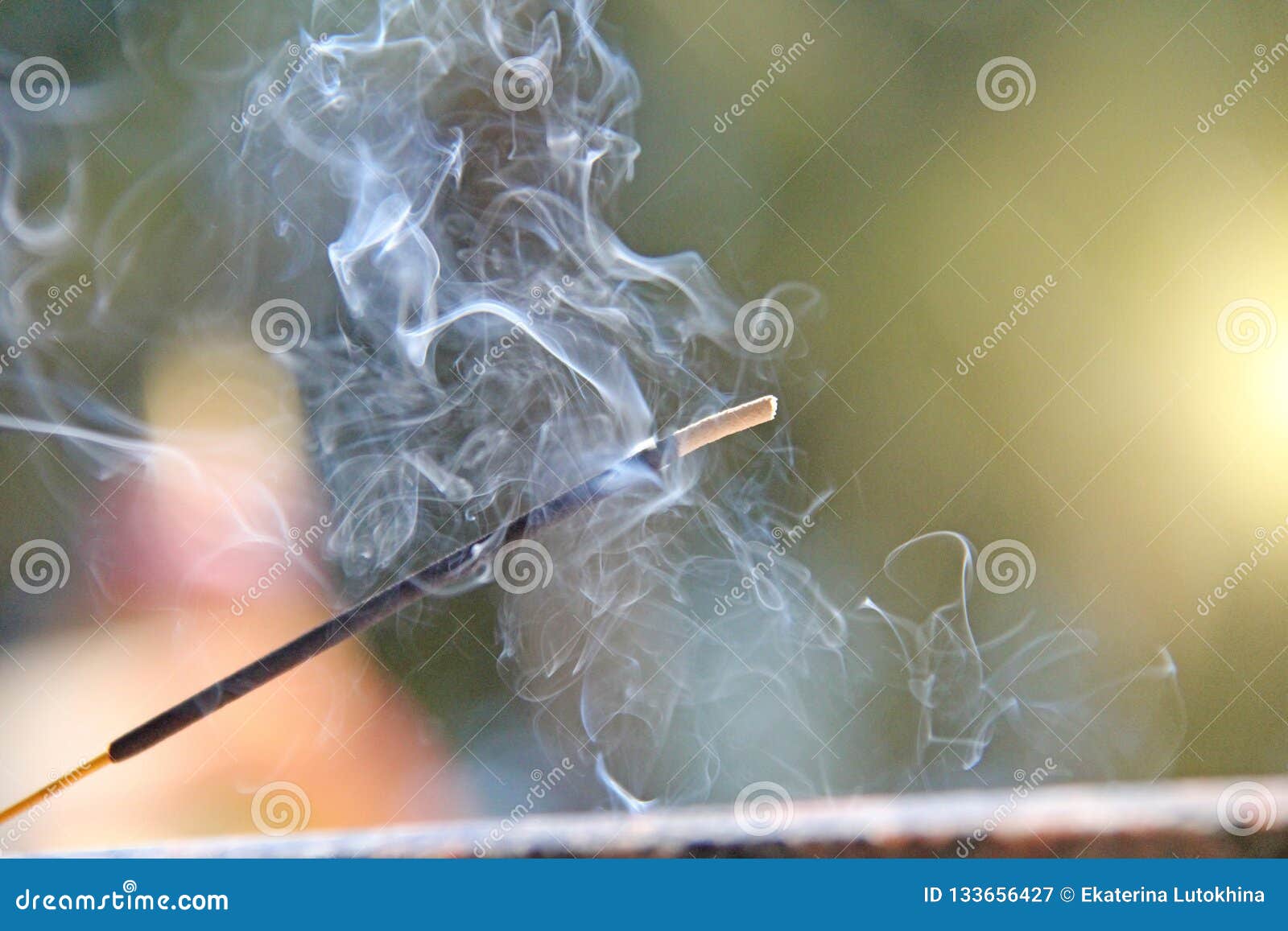 Vara E Fumo Do Incenso Do Burning Do Incenso Fumo Bonito B Imagem de ...