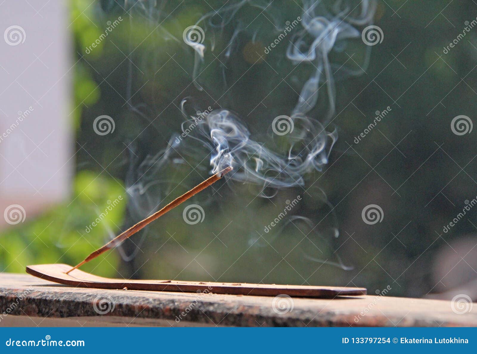 Vara E Fumo Do Incenso Do Burning Do Incenso Fumo Bonito B Foto de ...
