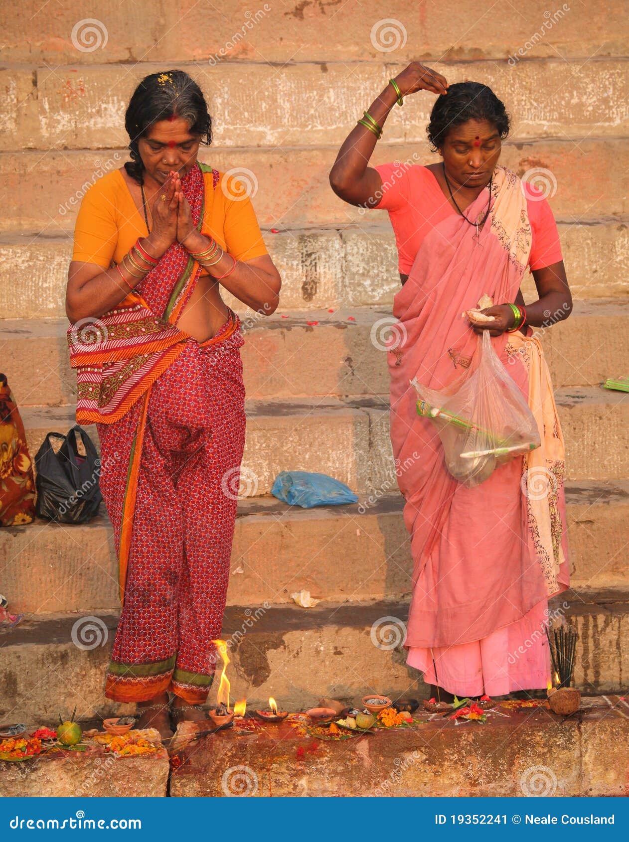 VARANASI - 6 NOVEMBER: Hindu People Editorial Photo - Image of bath ...