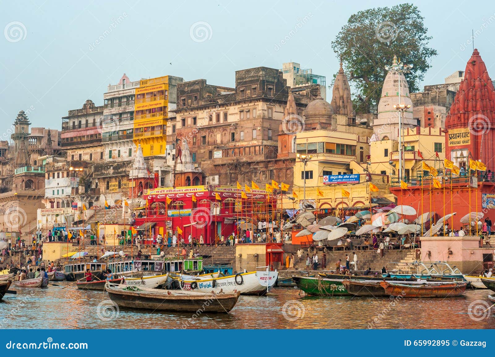 Varanasi (Benares) redaktionelles bild. Bild von aufgebaut - 65992895