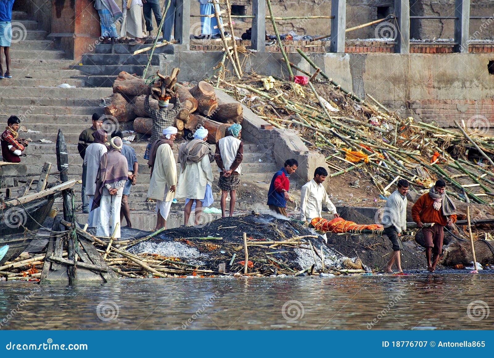 Varanasi cremation ghat editorial photography. Image of wood - 18776707