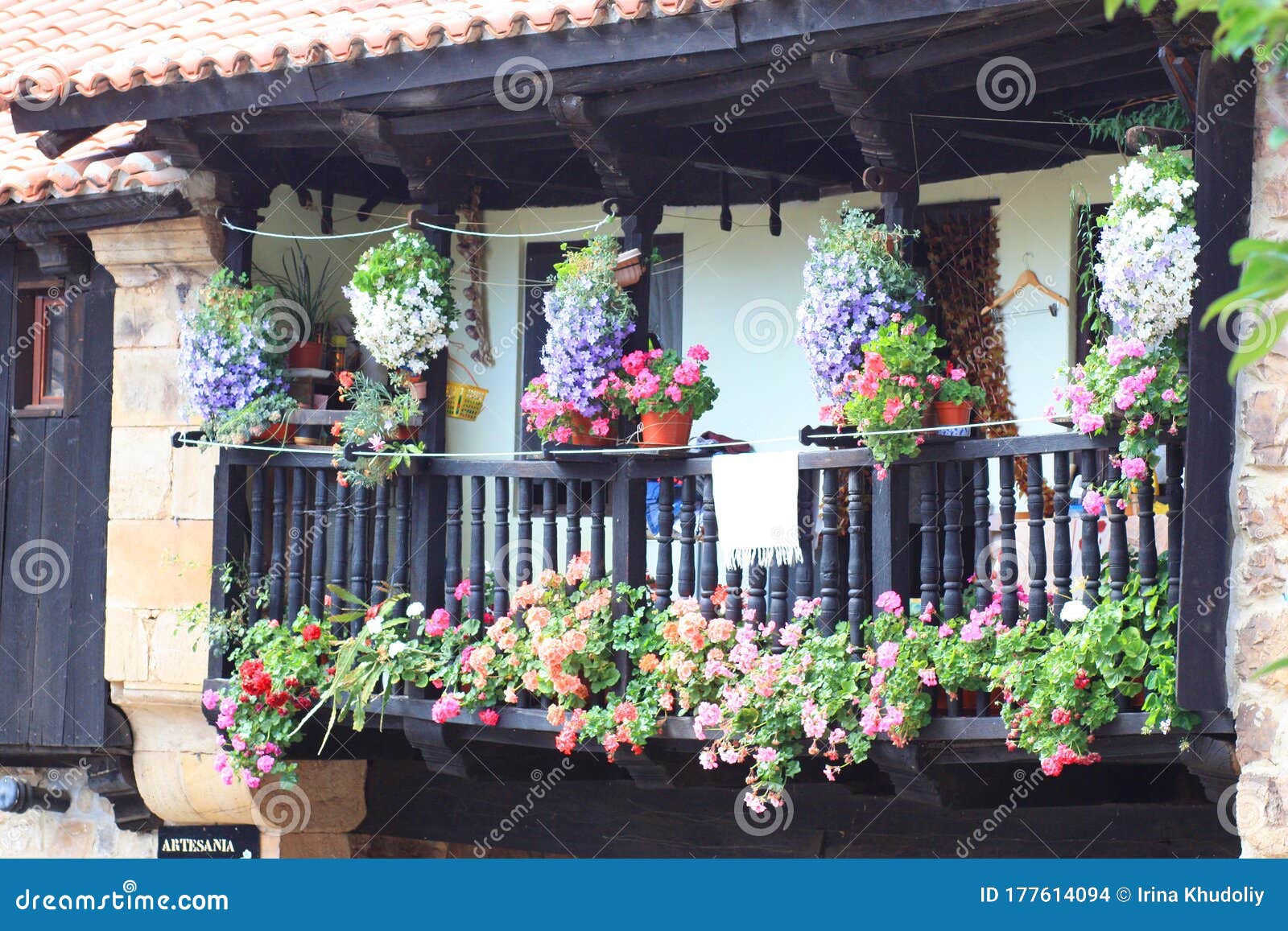 Varanda com muitas flores foto de stock. Imagem de estrutura - 177614094