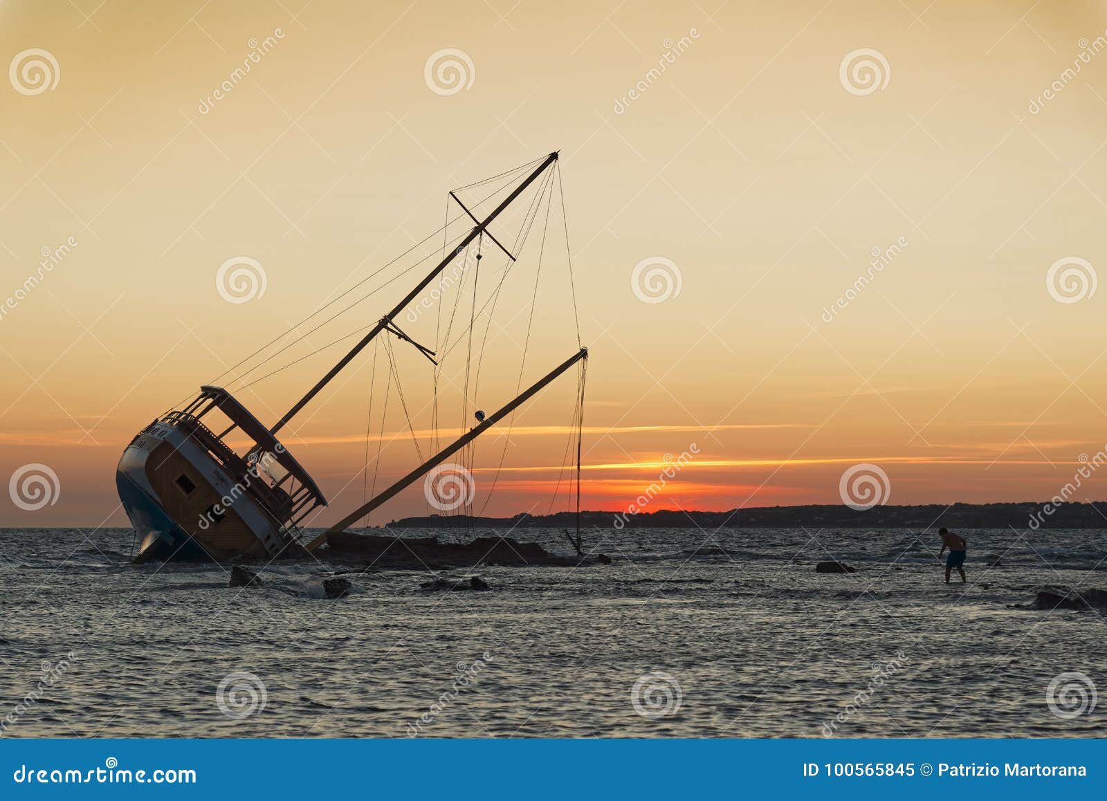 Varend Die Schip Op De Rotsen is Vastgelopen Stock Afbeelding - Image ...