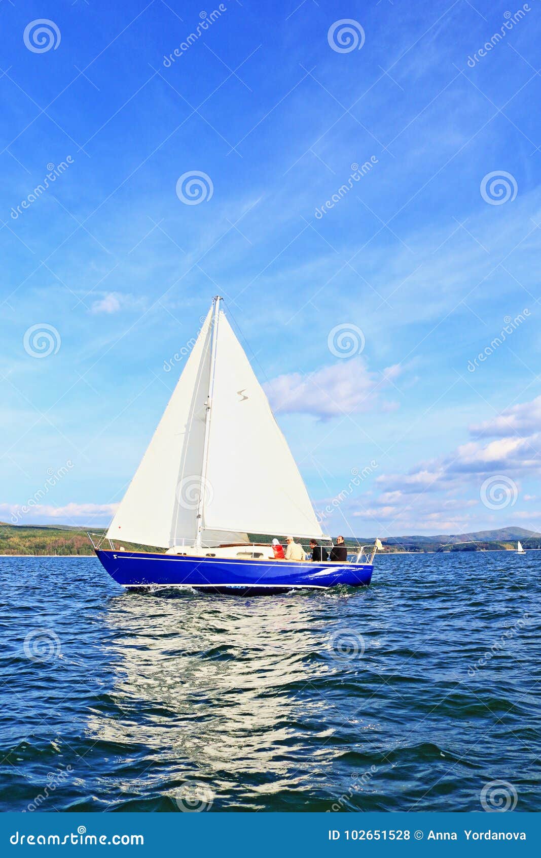 Varende boot redactionele stock foto. Image of wedstrijd - 102651528