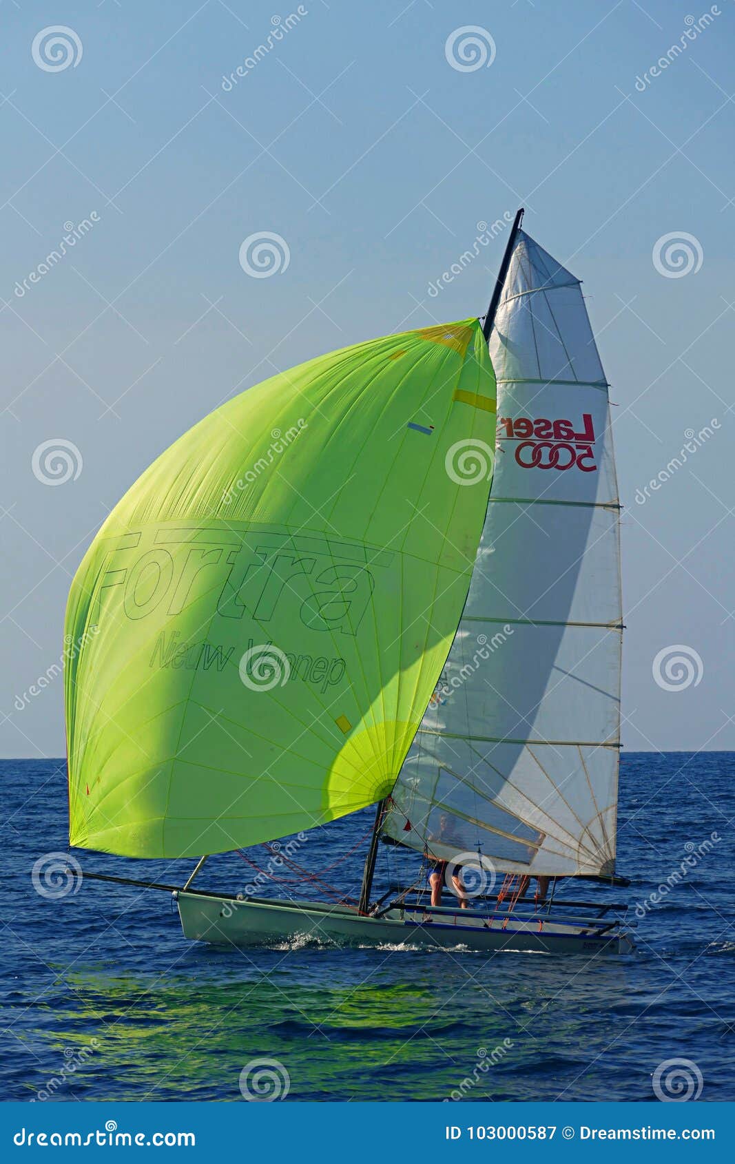 Varende boot redactionele fotografie. Image of vaartuig - 103000587