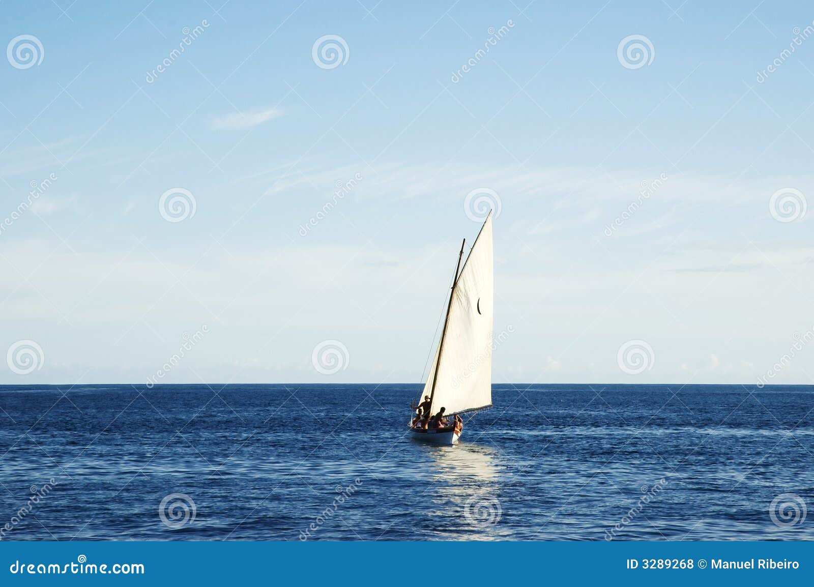 Varende boot 2 stock foto. Image of vrijheid, eenzaam - 3289268