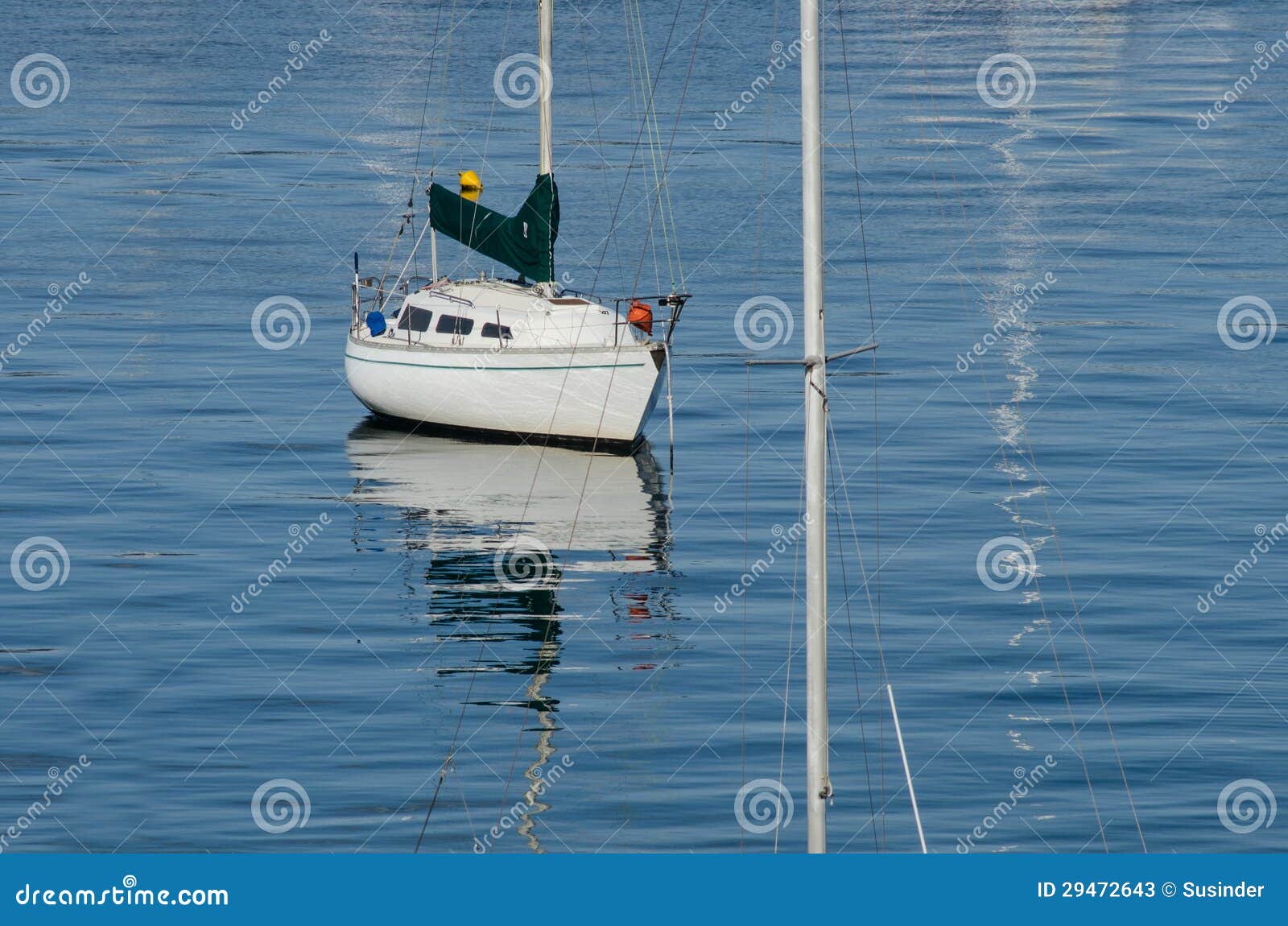 Varende Boot stock afbeelding. Image of boot, water, bezinningen - 29472643