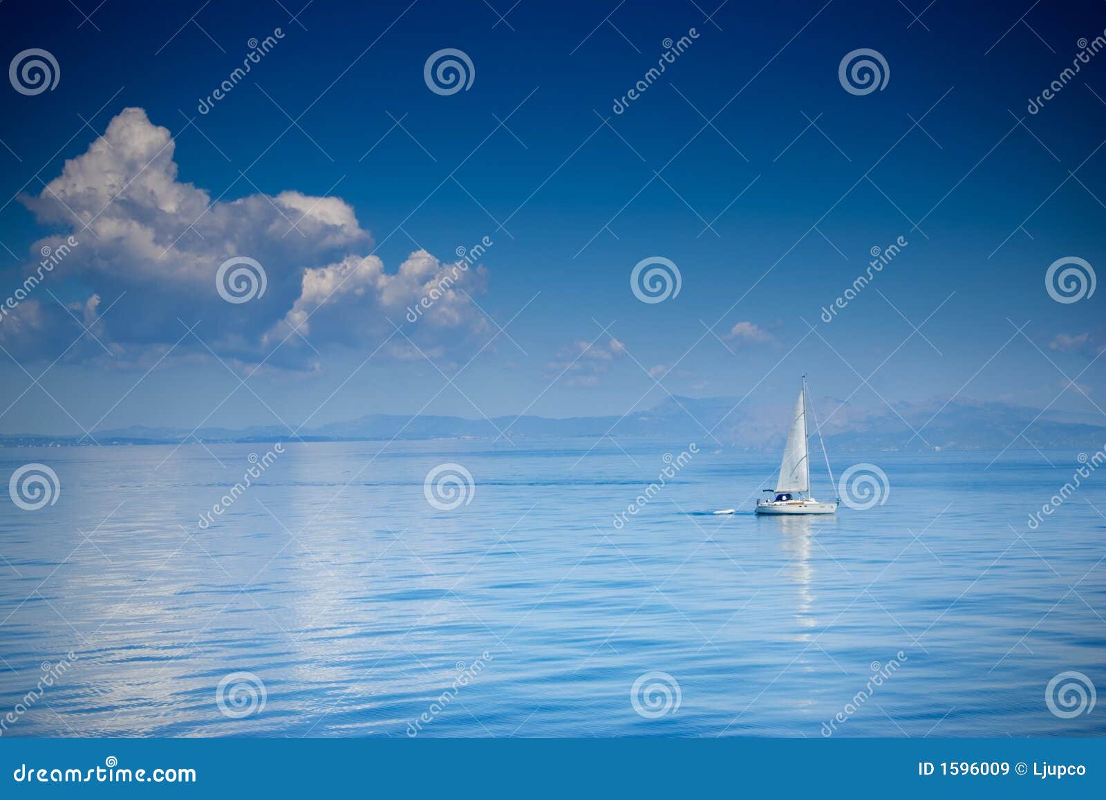 Varende Boot Bij Een Open Zee Stock Afbeelding - Image of wolk ...