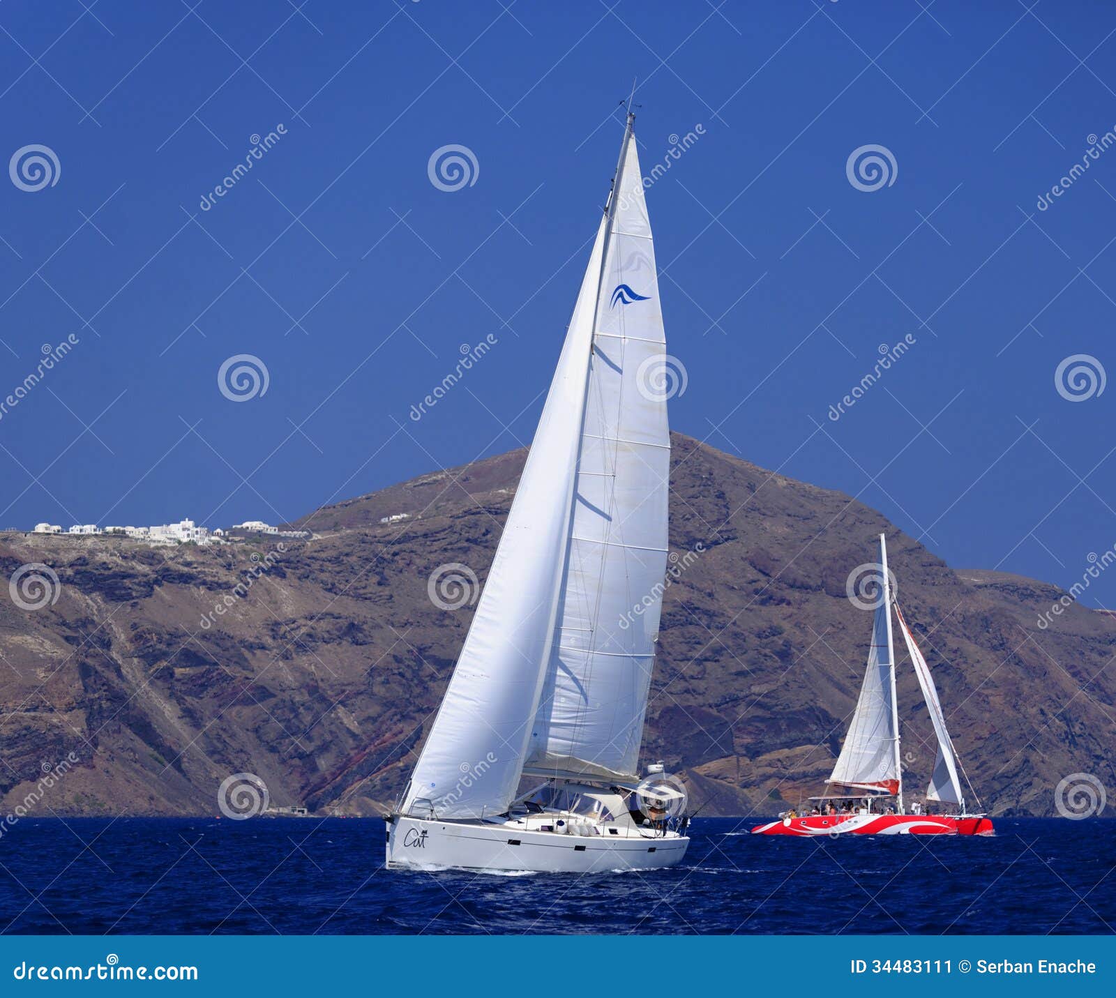 Varende Boot En Catamaran in Santorini Stock Afbeelding - Image of ...
