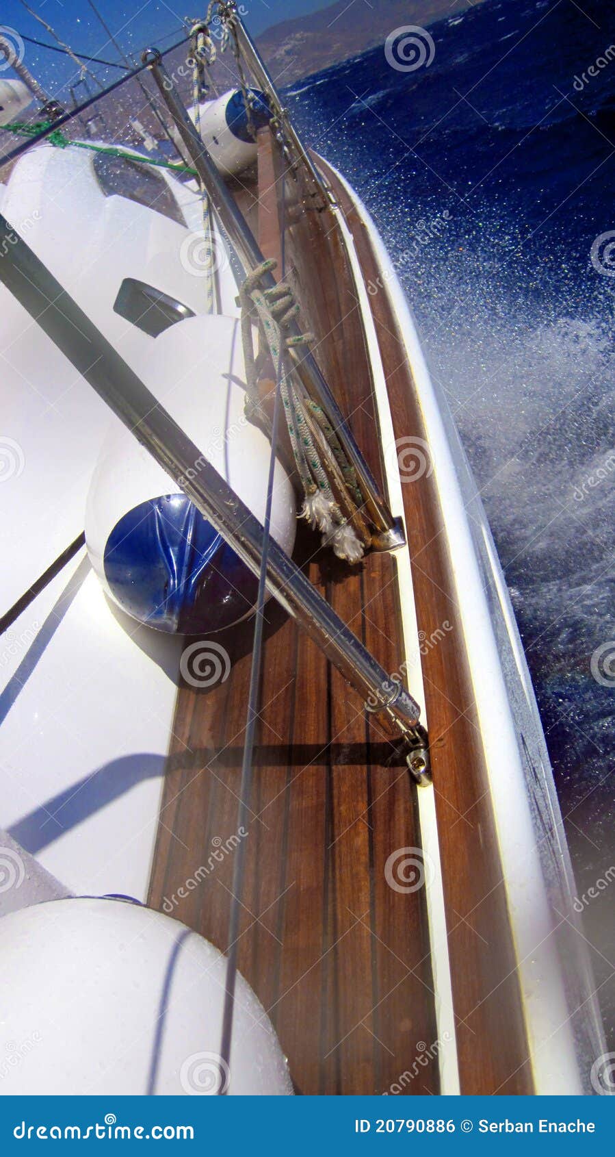 Varende op zee boot stock foto. Image of leuning, maritiem - 20790886