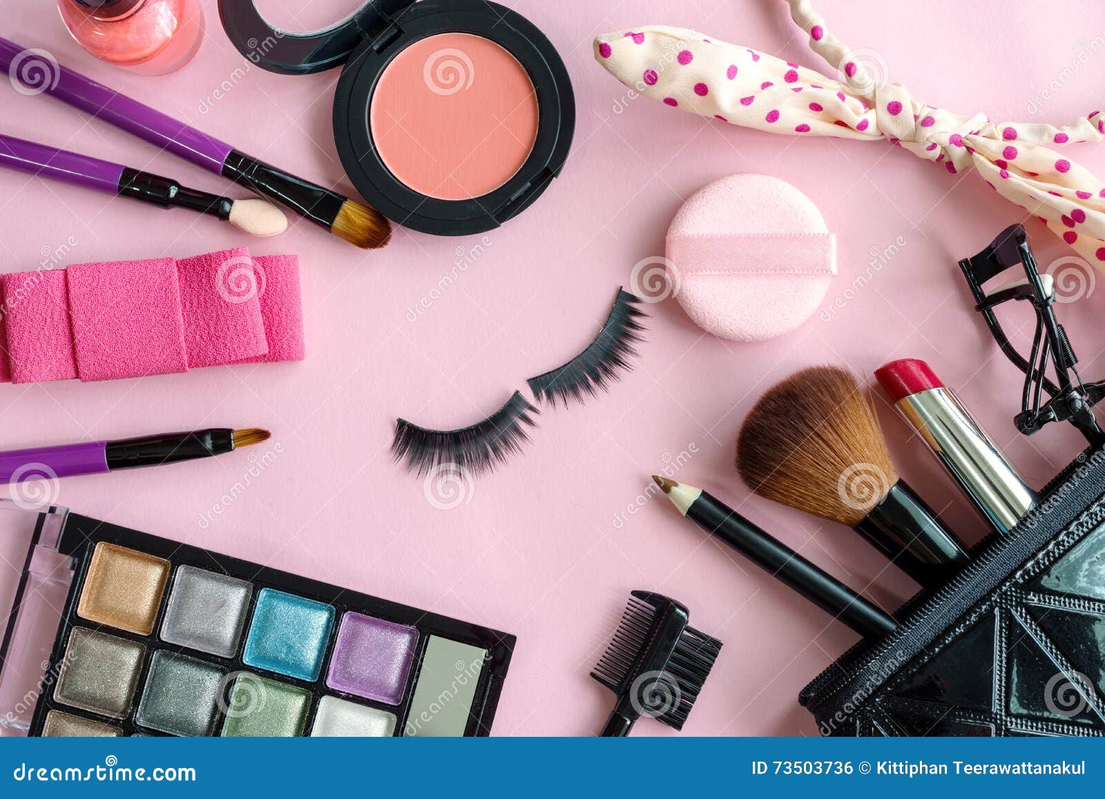 Vari Prodotti Di Bellezza E Cosmetici Sul Rosa Fotografia Stock ...