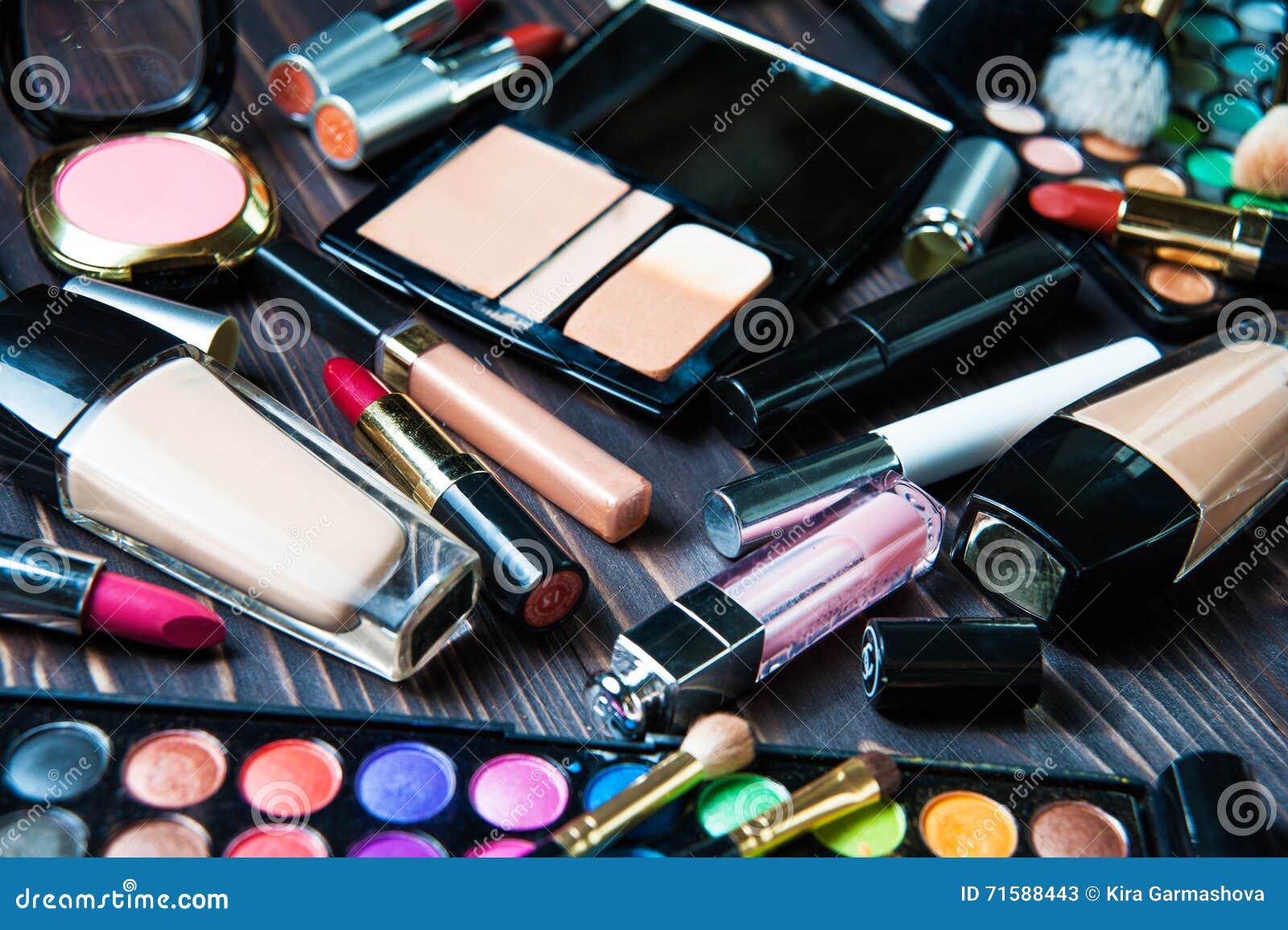 Vari Prodotti Di Bellezza Su Fondo Scuro Immagine Stock - Immagine di ...