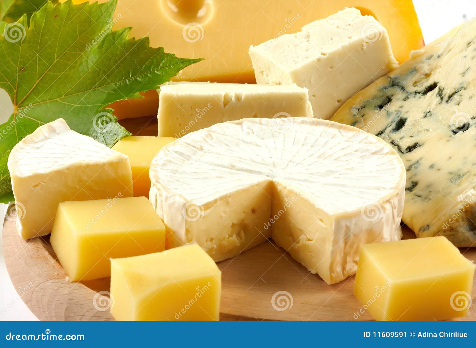 Vari tipi di formaggi immagine stock. Immagine di foro - 11609591