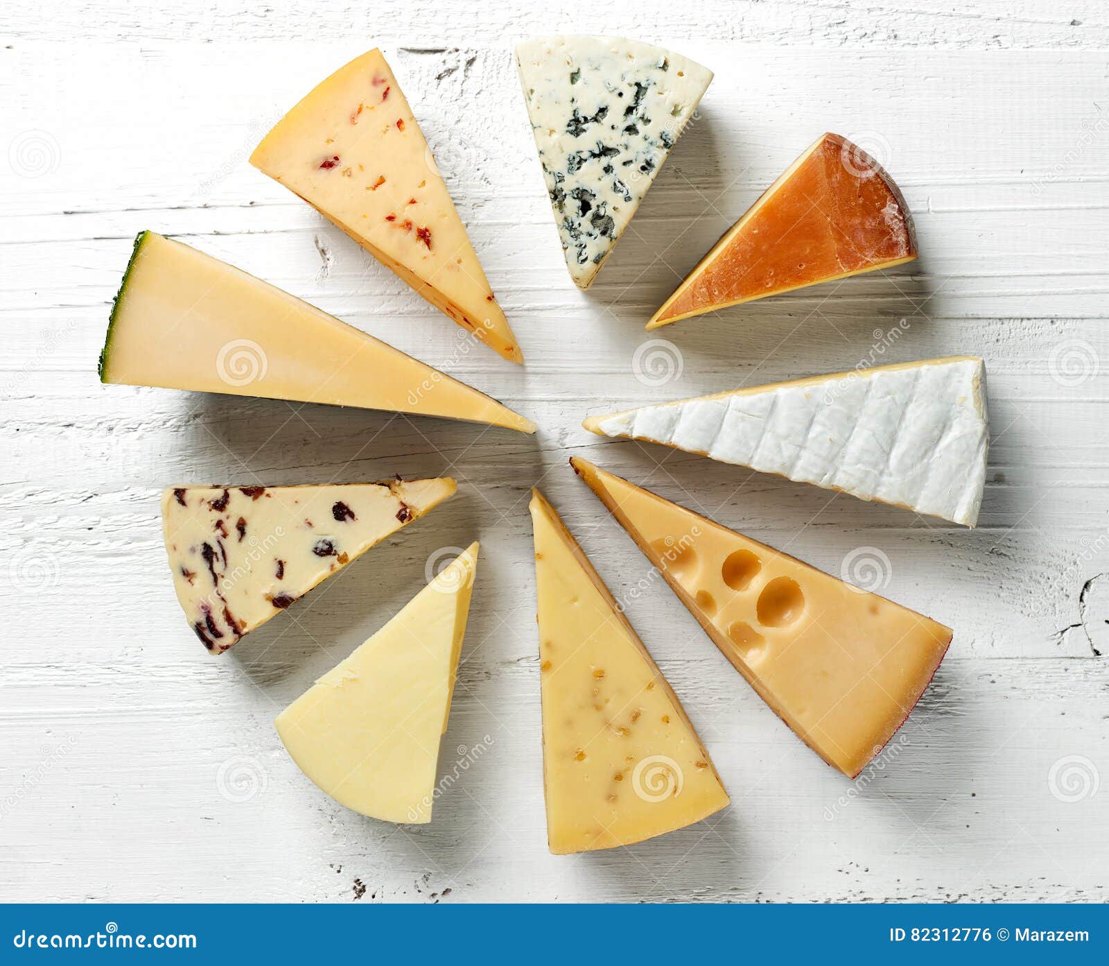 Vari tipi di formaggi fotografia stock. Immagine di culinario - 82312776